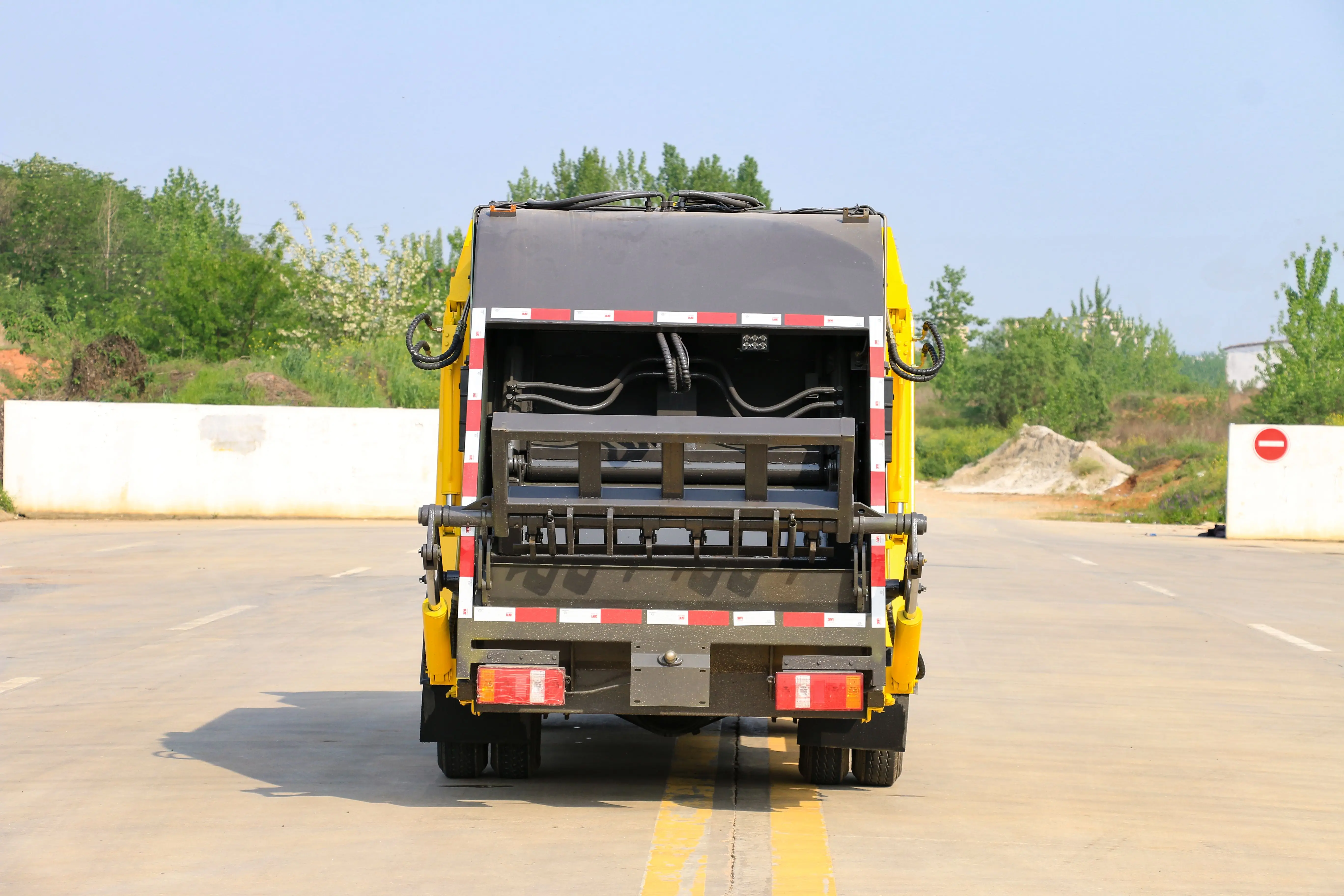 Small Rear Loader Garbage Truck 6cbm Capacity Waste Disposal Garbage ...