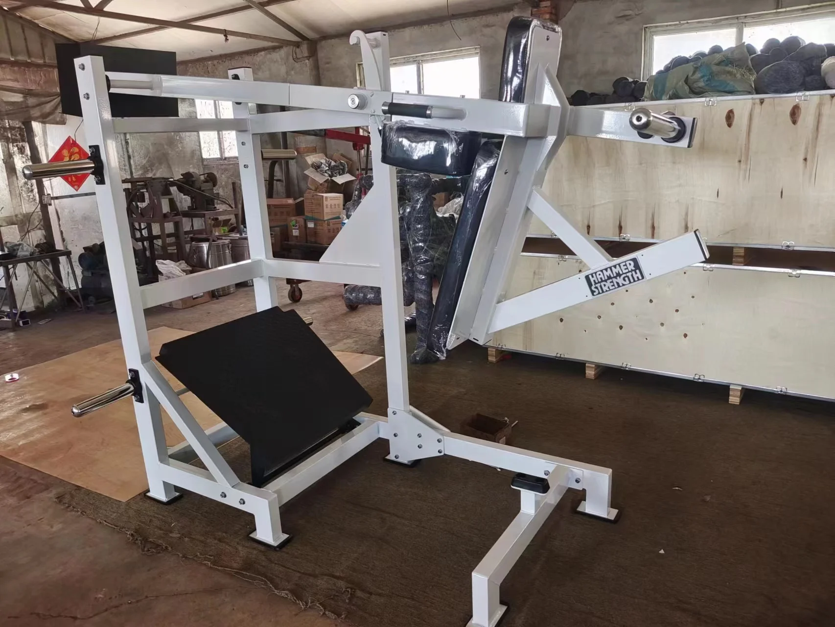 Plate Loaded Pendulum Squat Machine - Comprehensive Fitness