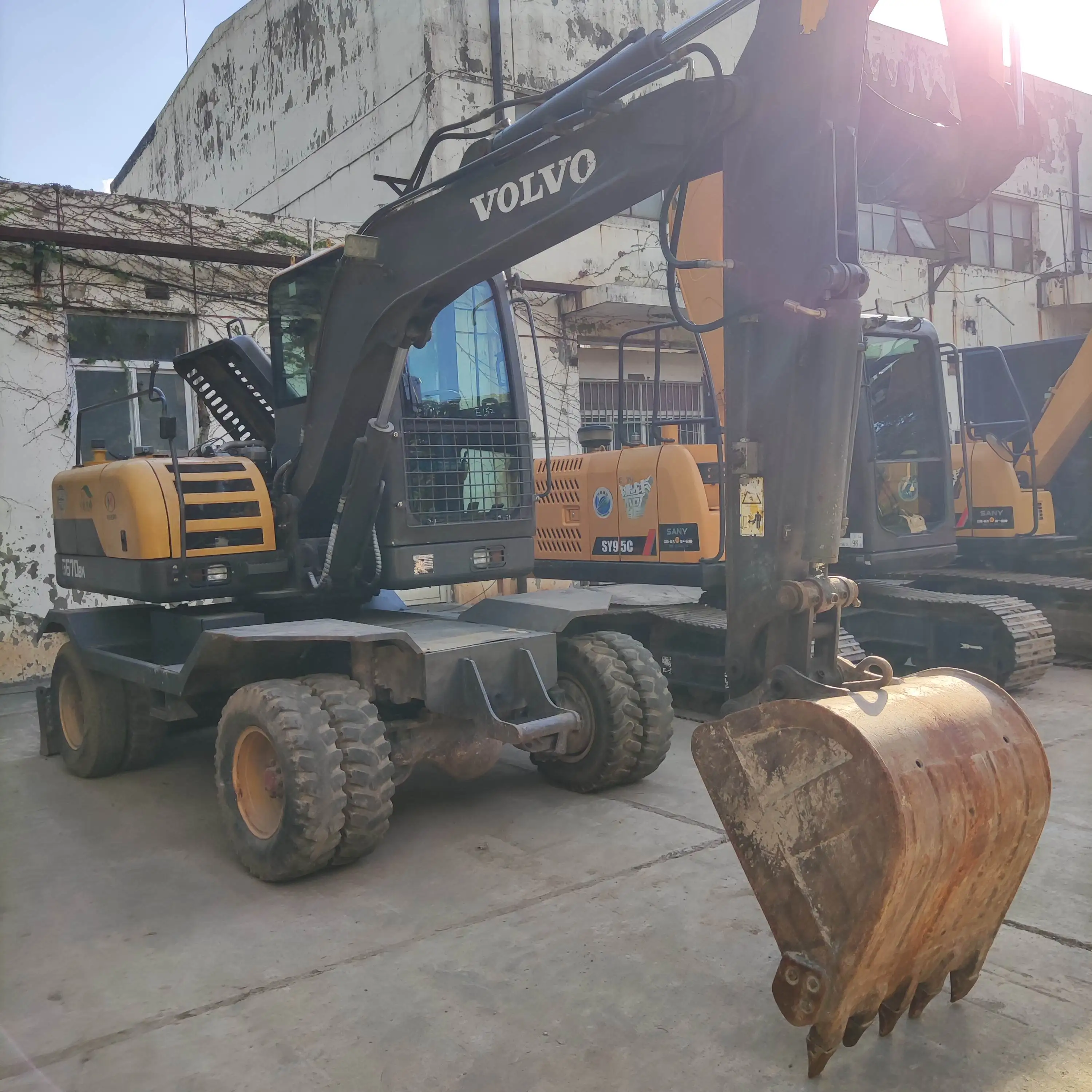 Used Volvo Wheel Excavator LG670 - 6 TON with Good Condition