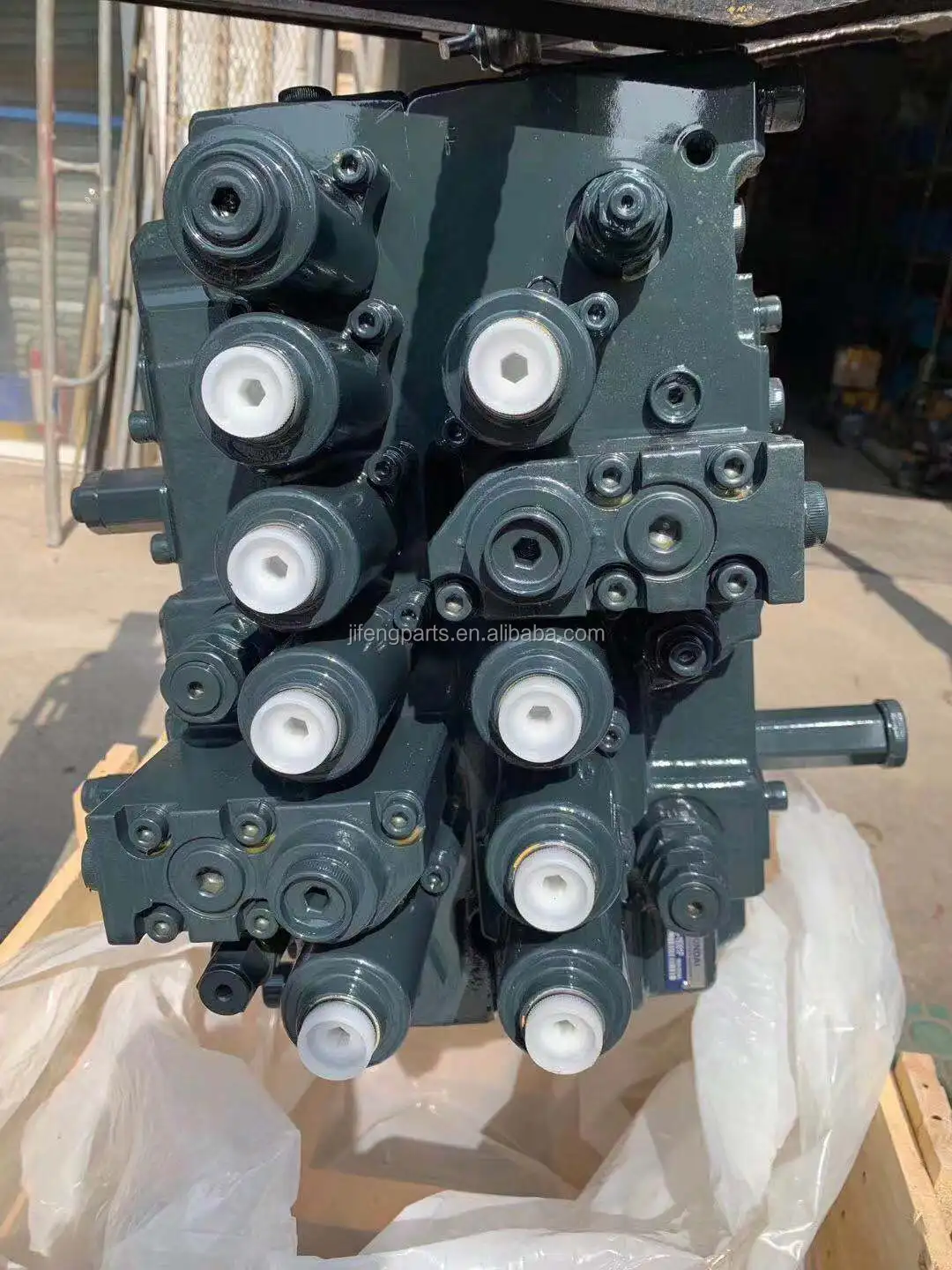 R300LC-9S R290-9 R300-9 Hydraulic Main Control Valve 31Q8-17000P/31Q8-17000