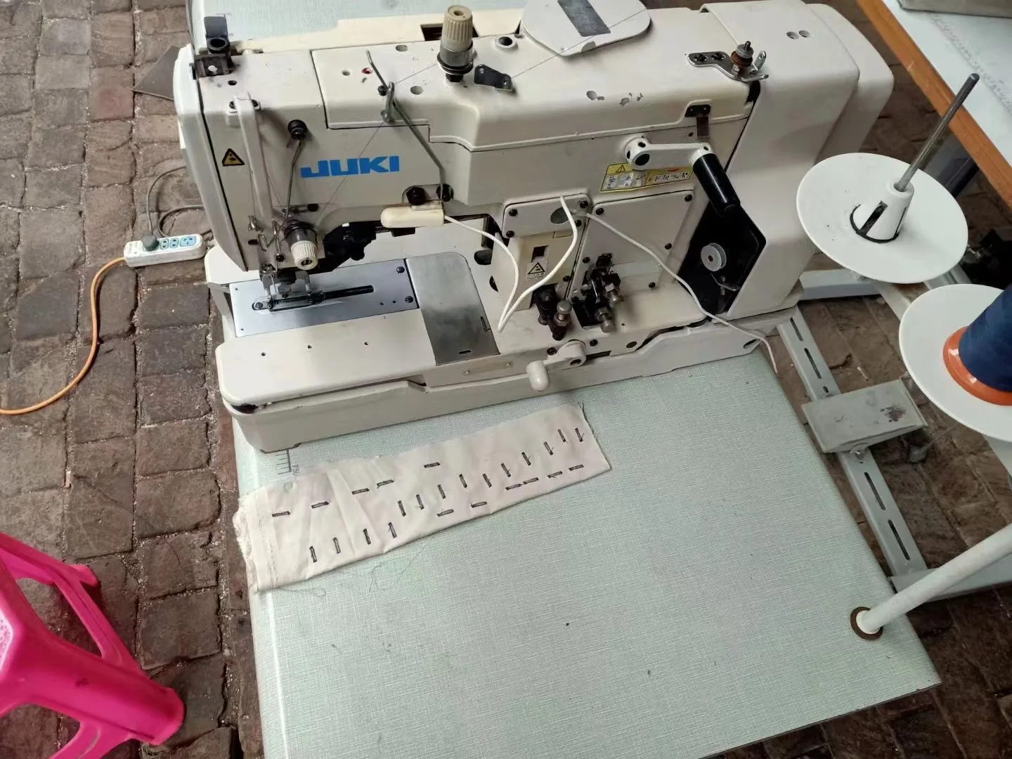 JUKIS LBH-781 Lockstitch Buttonhole Machine - High-Speed & Reliable