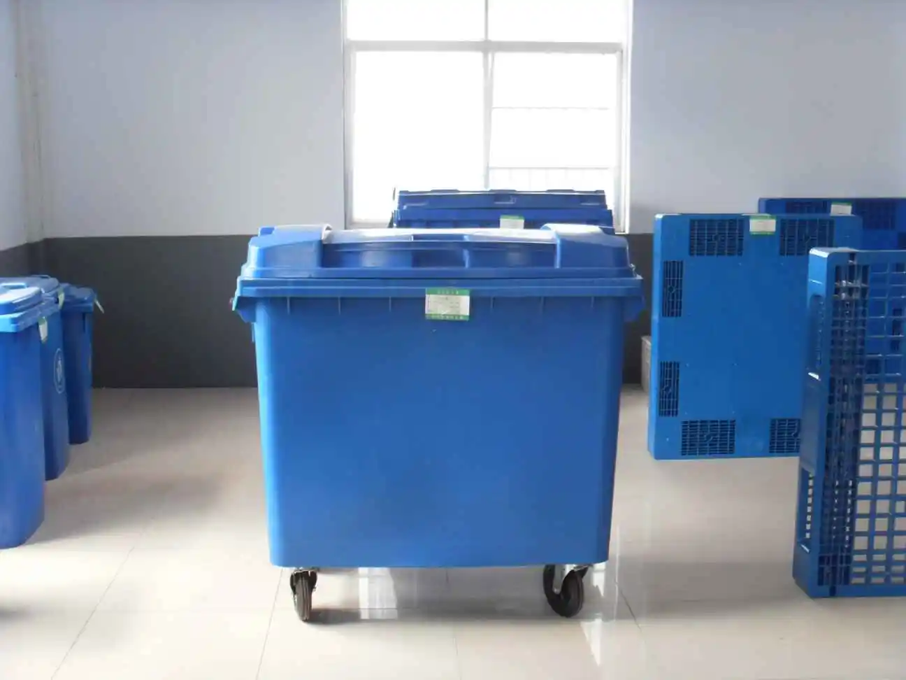 Large Capacity 100l Waste Bin With Secure Lid Efficient Trash Disposal ...