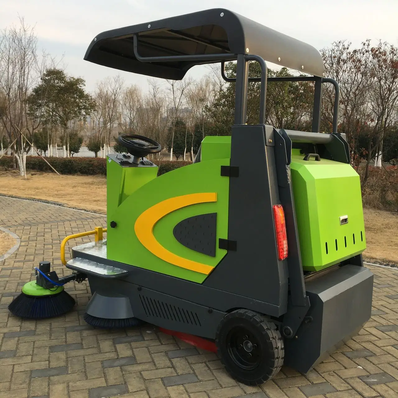 Large Road Sweeper Driving Multifunctional Sweeper Truck Industrial ...
