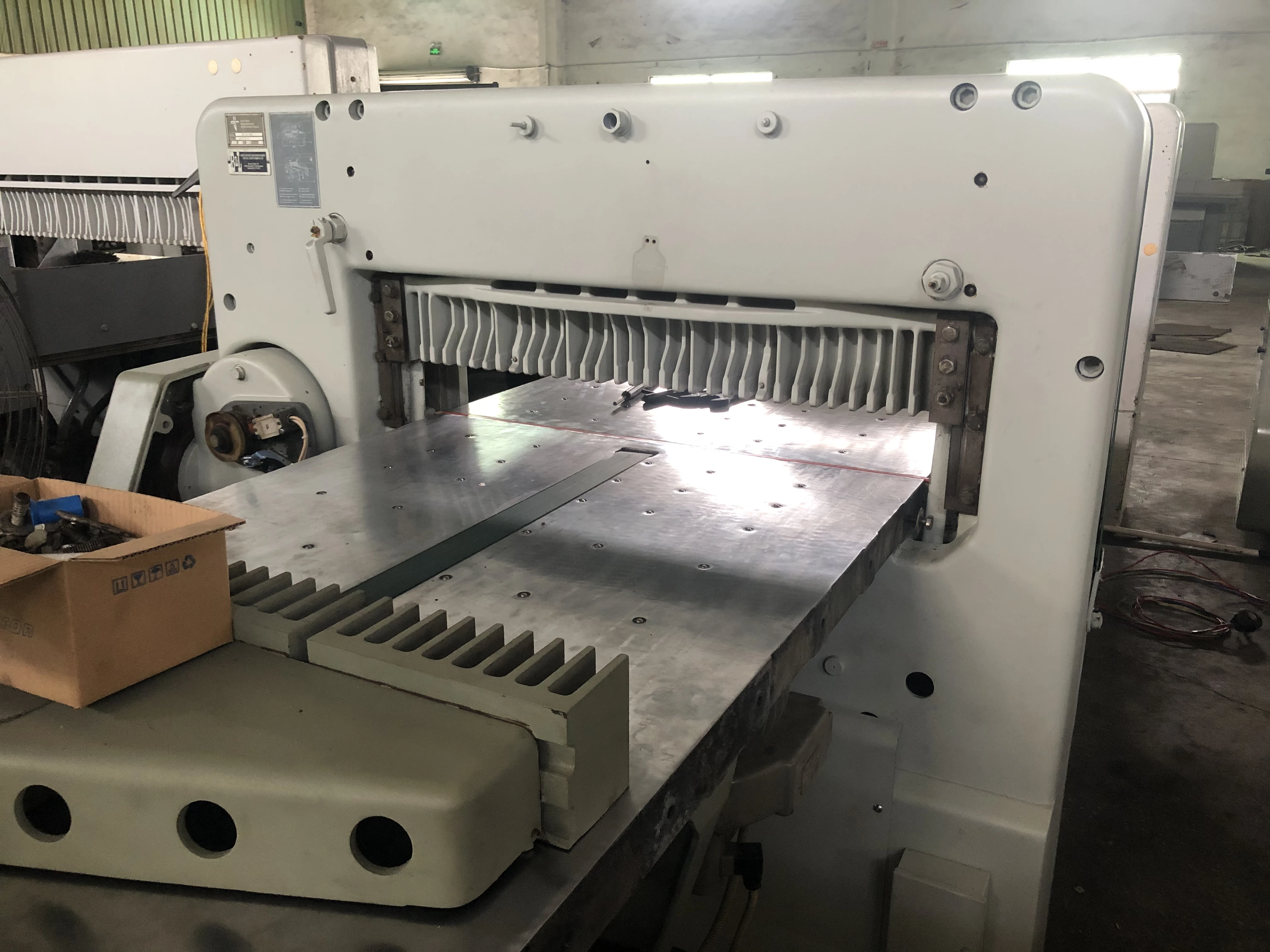 Polar Cutter 920 - Precision Paper Cutting Machine