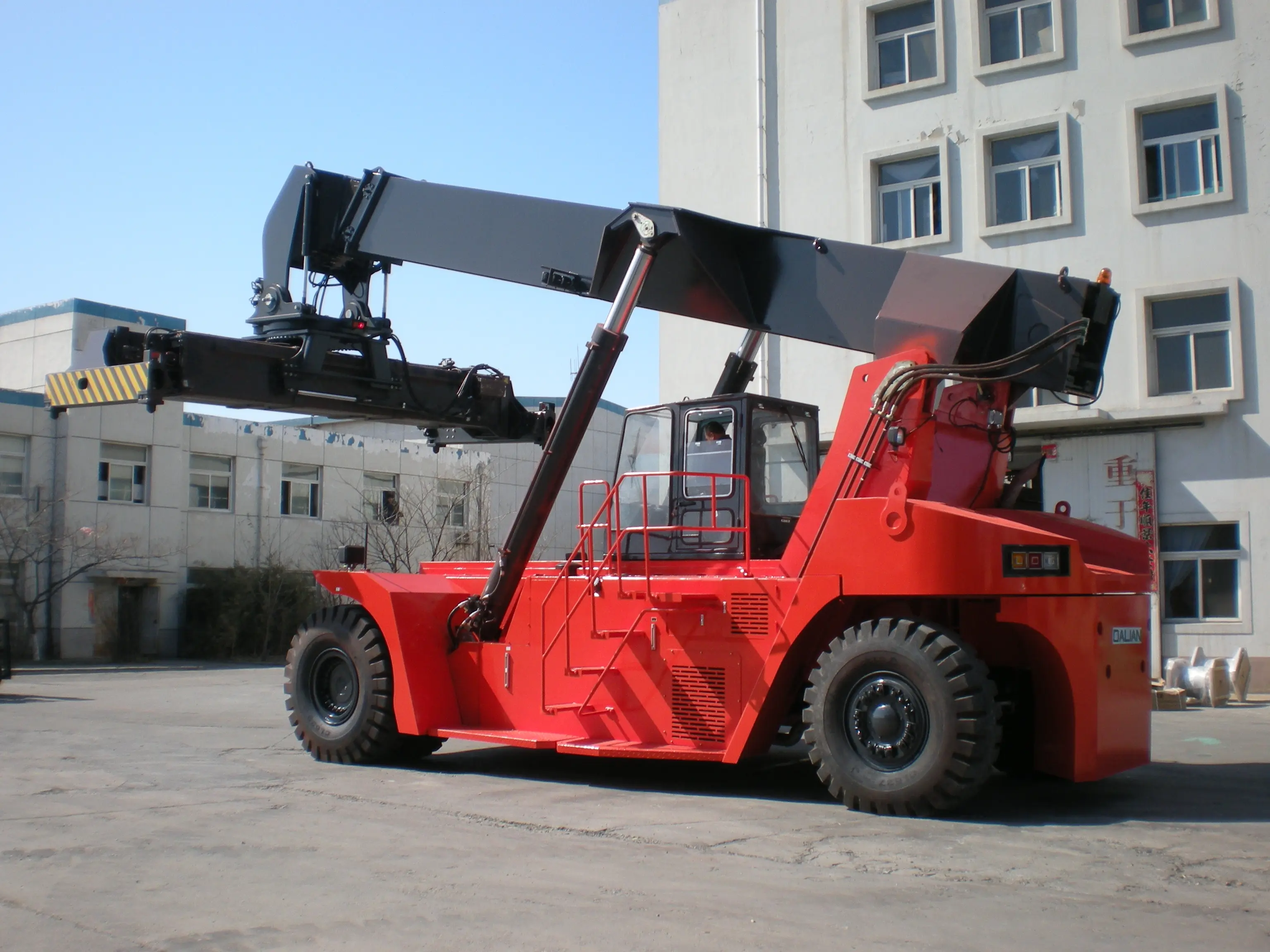 China Famous Brand Heli 45 Ton Heavy Duty Reach Stacker Sale In Africa ...
