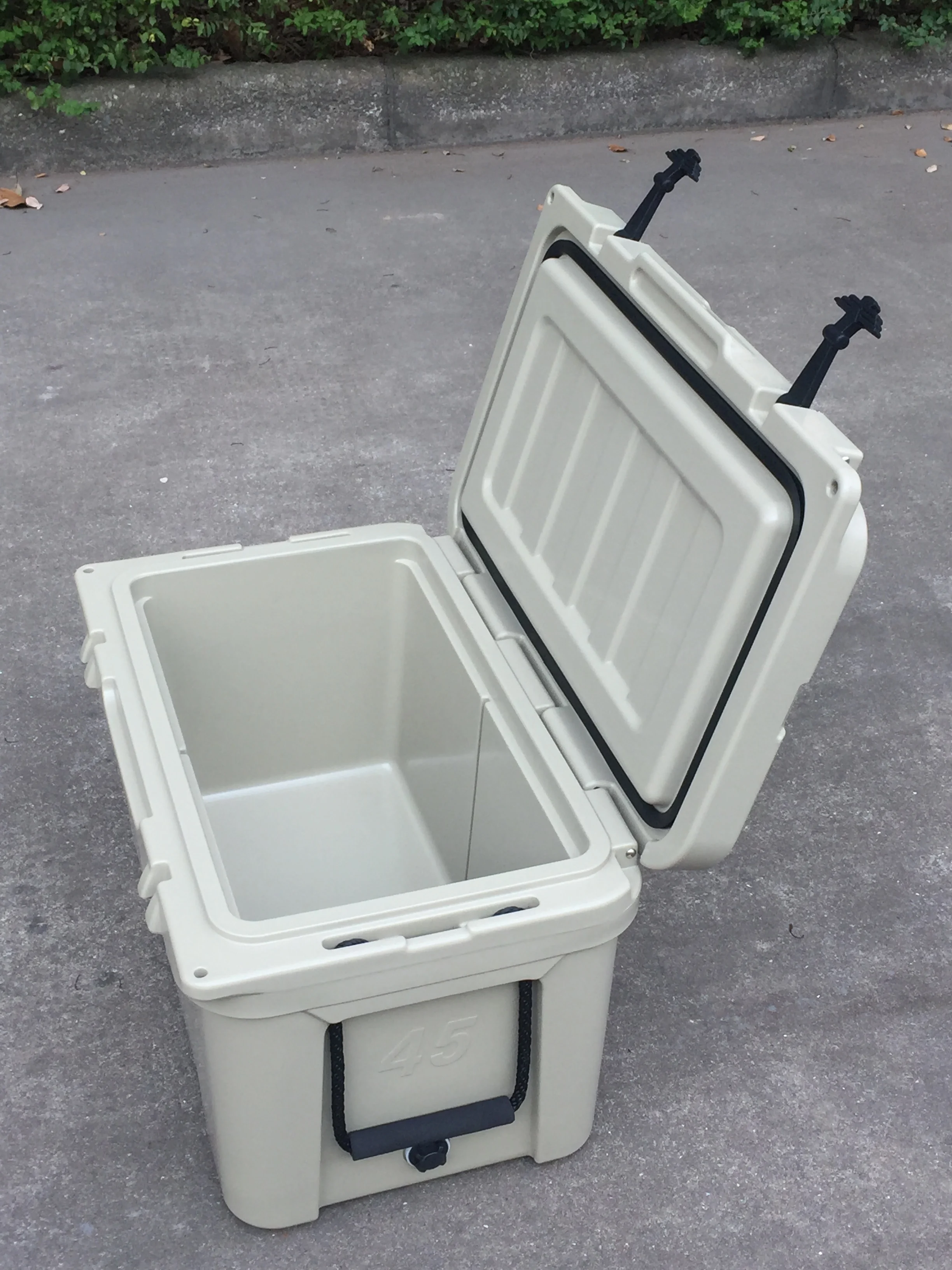 Customized Marine Ice Chests - Durable & Insulated Coolers