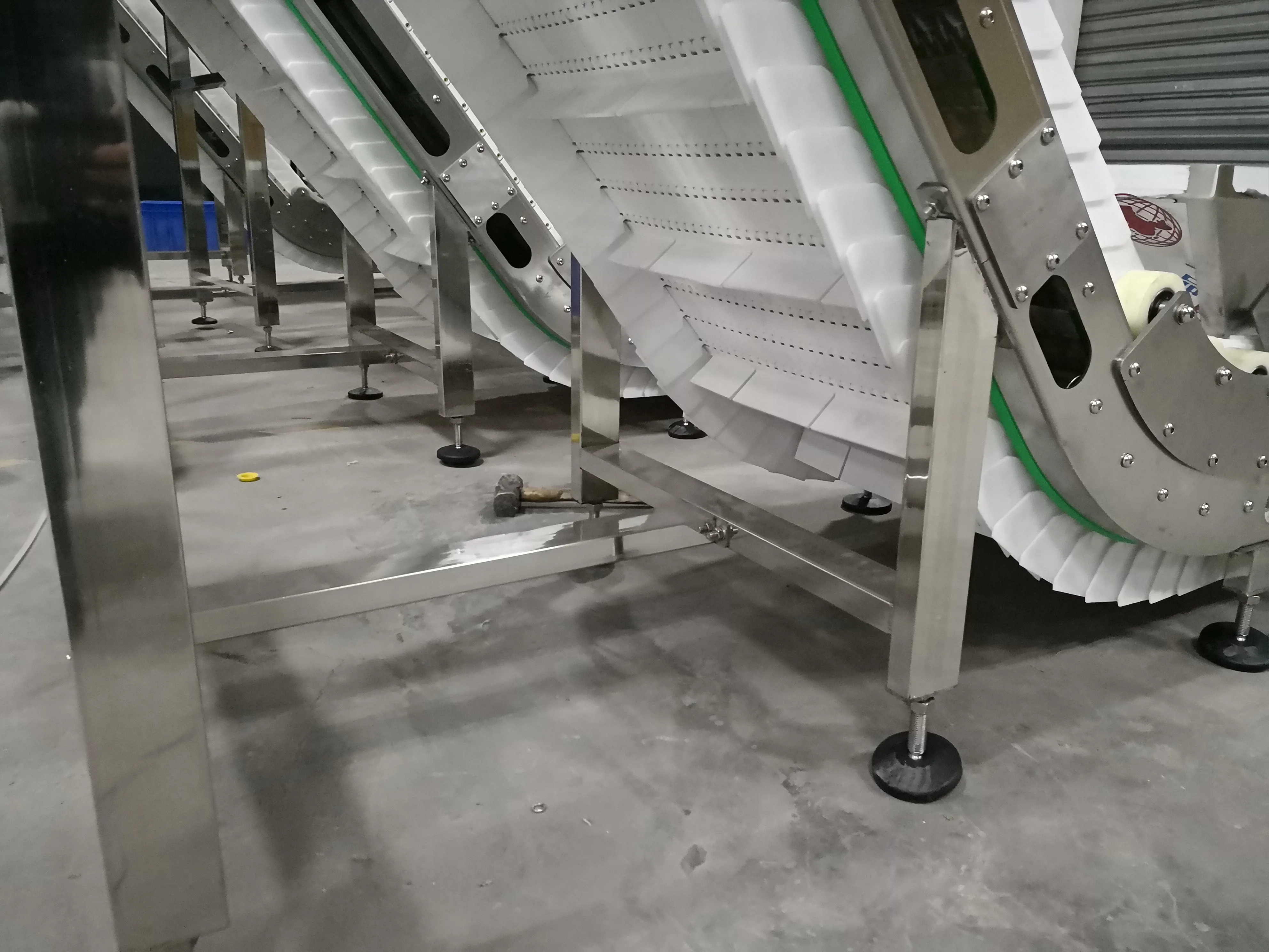 DLTE Lifting Conveyor with Baffles - Efficient Material Handling