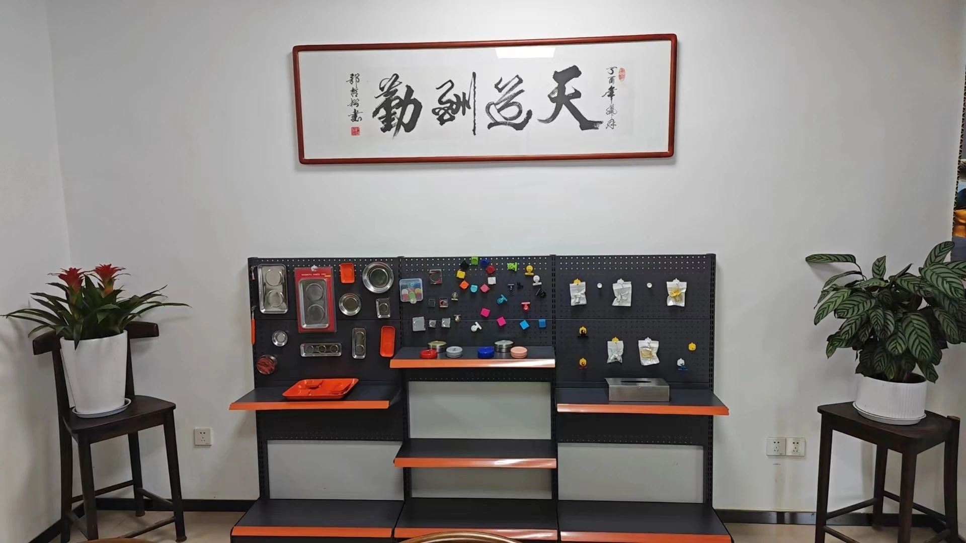 Yellow Spray Hole Panel Metal Wire Display Rack Customized Size Clothes ...