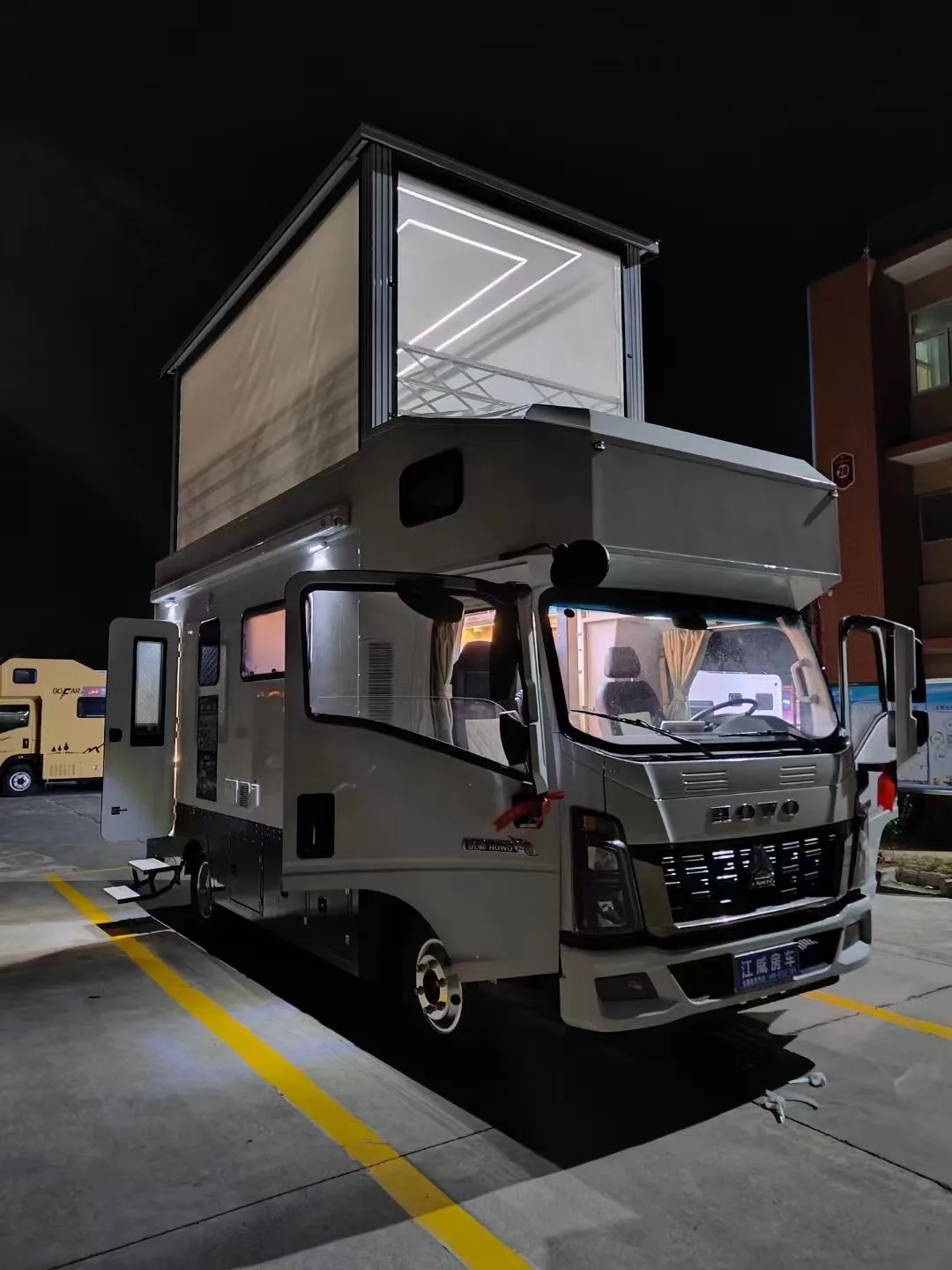 4*2 Howo Automatic Truck Camper Motorhome Class C Lifting Roof Terrace Side Rear Expansion 6AT ...