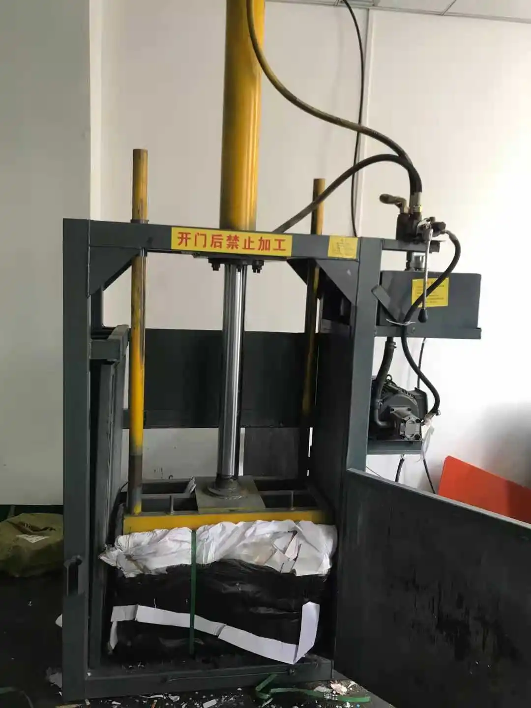 Hydraulic Press Plastic Clothes Compactor Baling Press Machine 30 Ton ...