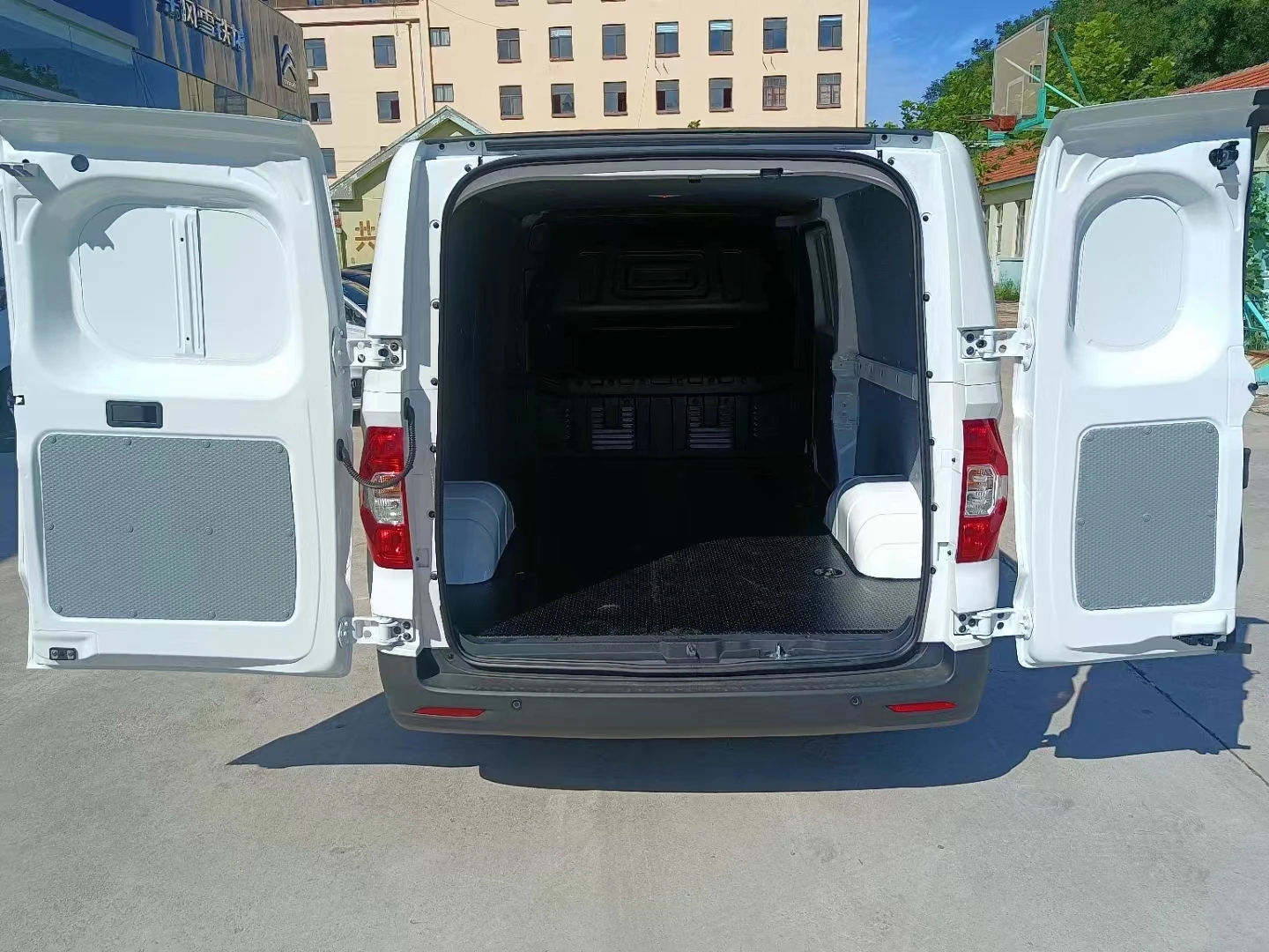 SAIC Maxus EV30 2024 - High Quality Electric Light Truck VAN