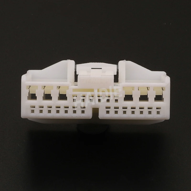 26 Pin Female Automotive Electrical Wiring Harness Connector 1674932
