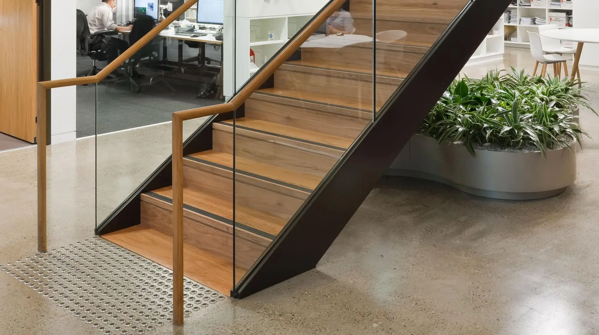 Modern Double Plates Stairs Wooden Stringer Staircase With Glass ...