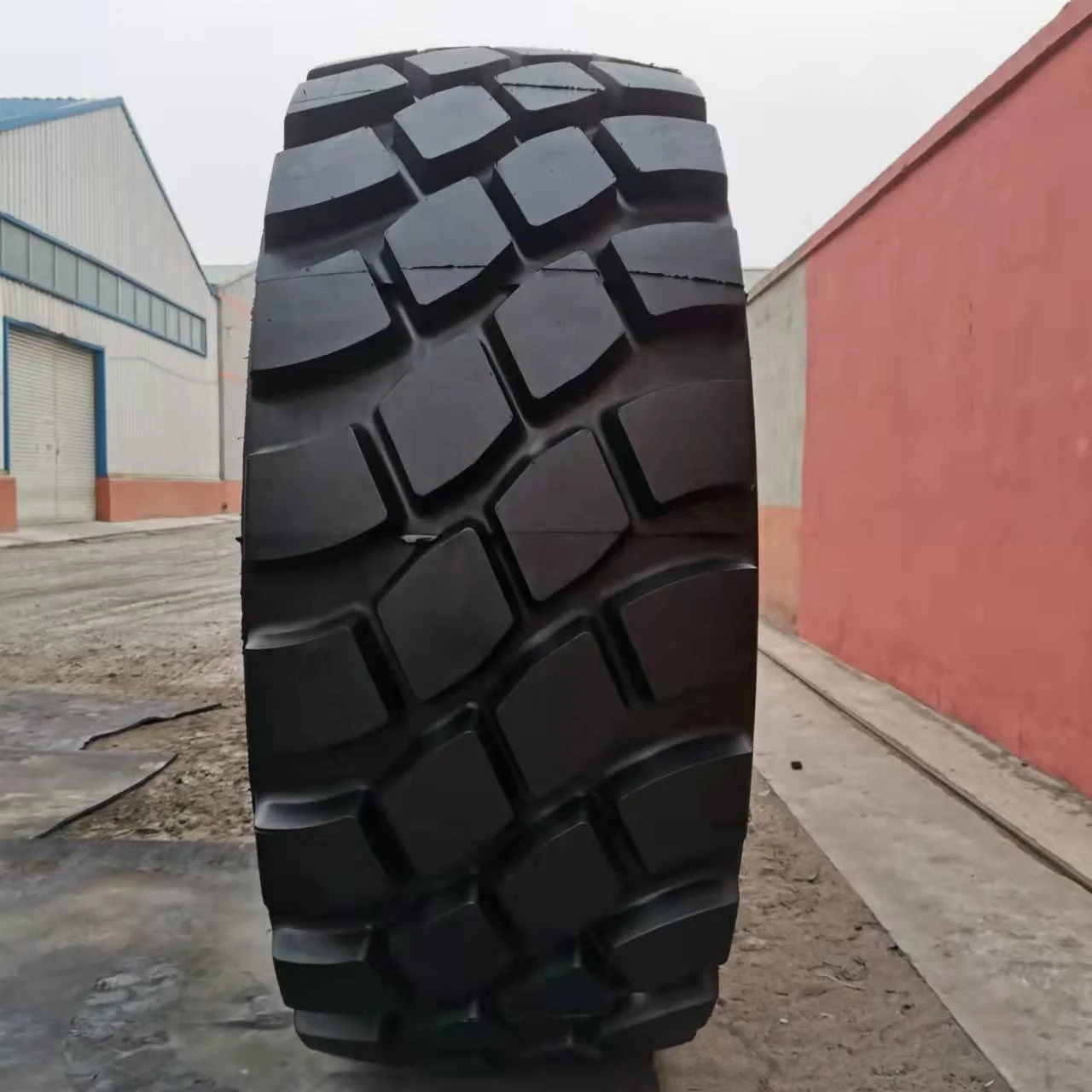 Durable Tires for Heavy Machinery - 26.5R25 & 23.5R25