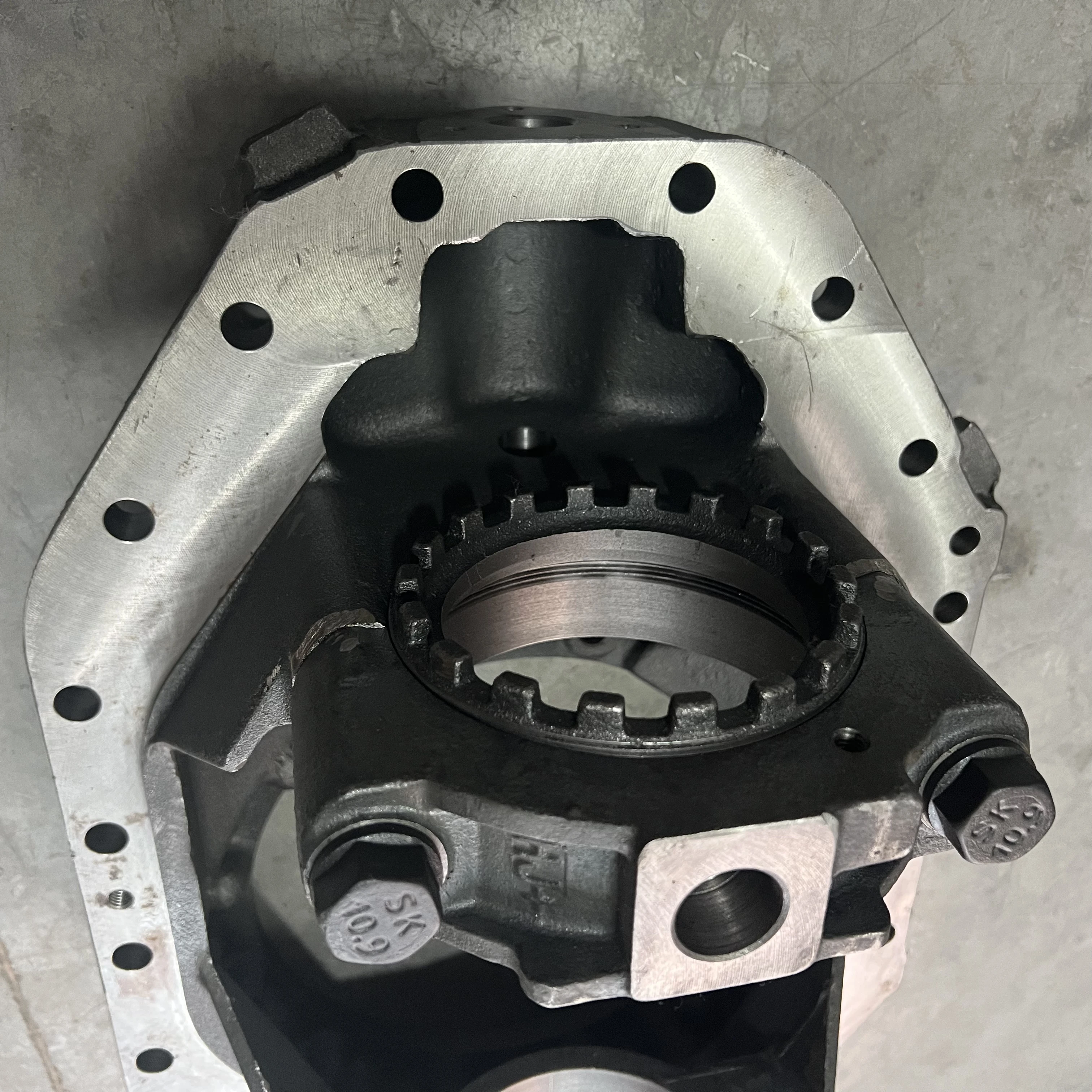 Sinotruk Howo Truck Parts Rear Axle Main Reducer Housing Model ...