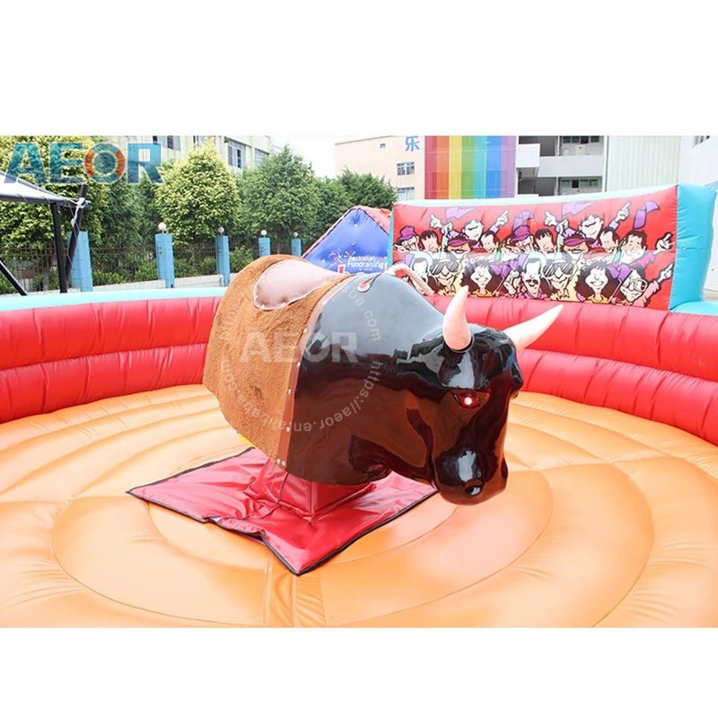 Mechanische Stier - Rodeo Rijden Auf Einem Inflatable Bull
