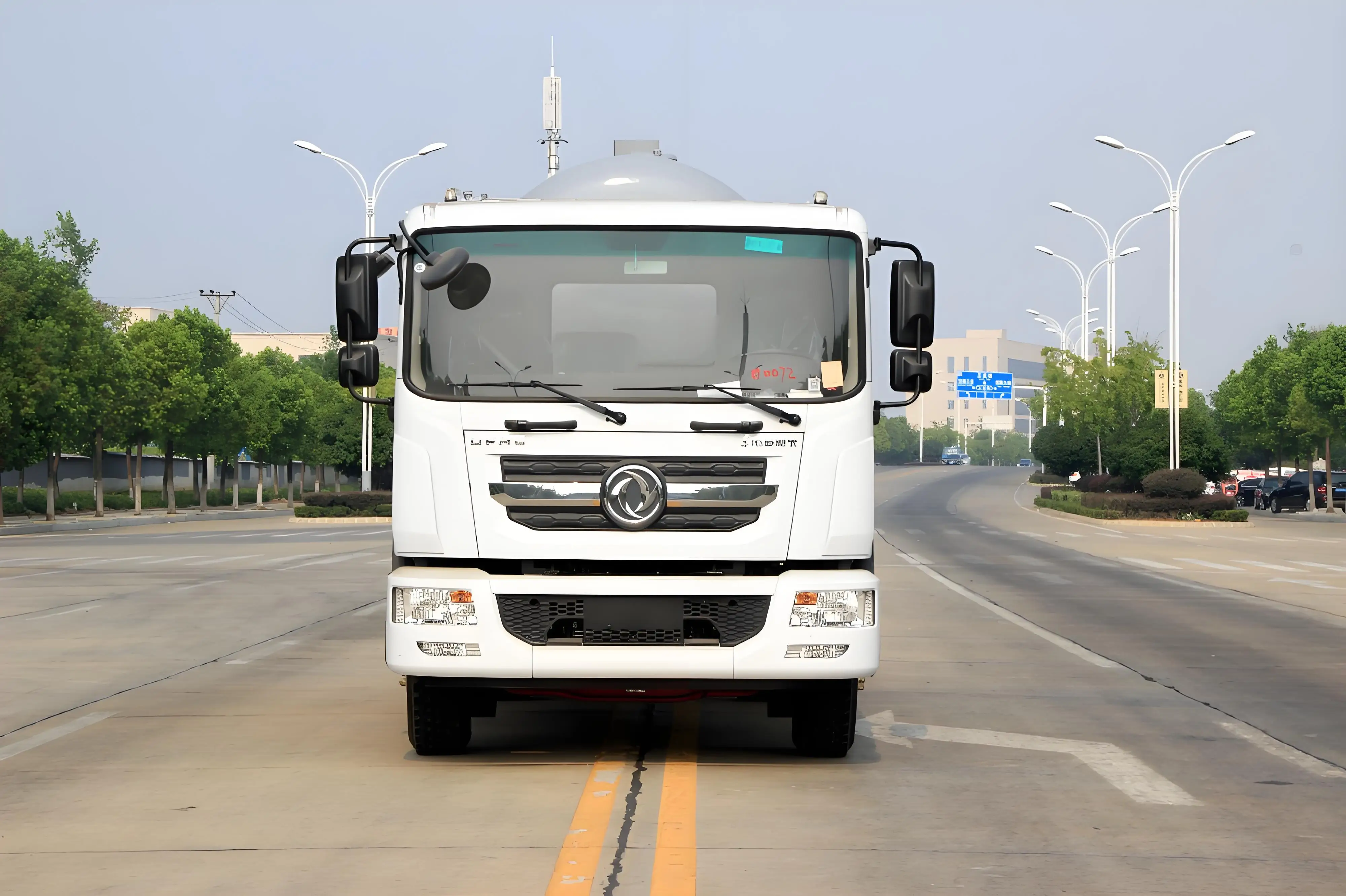 12-Cubic-Meter Circular Tank Sewage Suction Truck Equipped with a ...