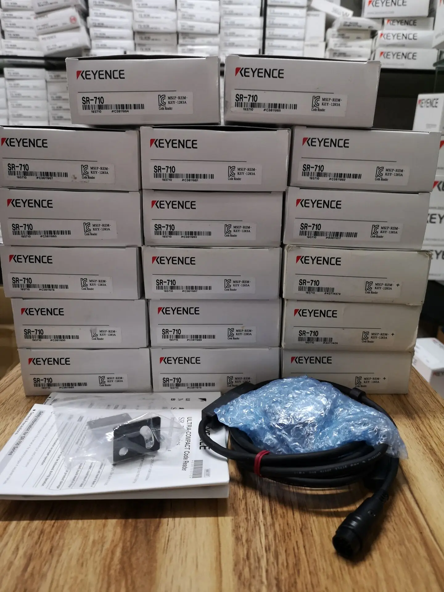 KEYENCE SR-750 Code Reader - High Performance & Compact