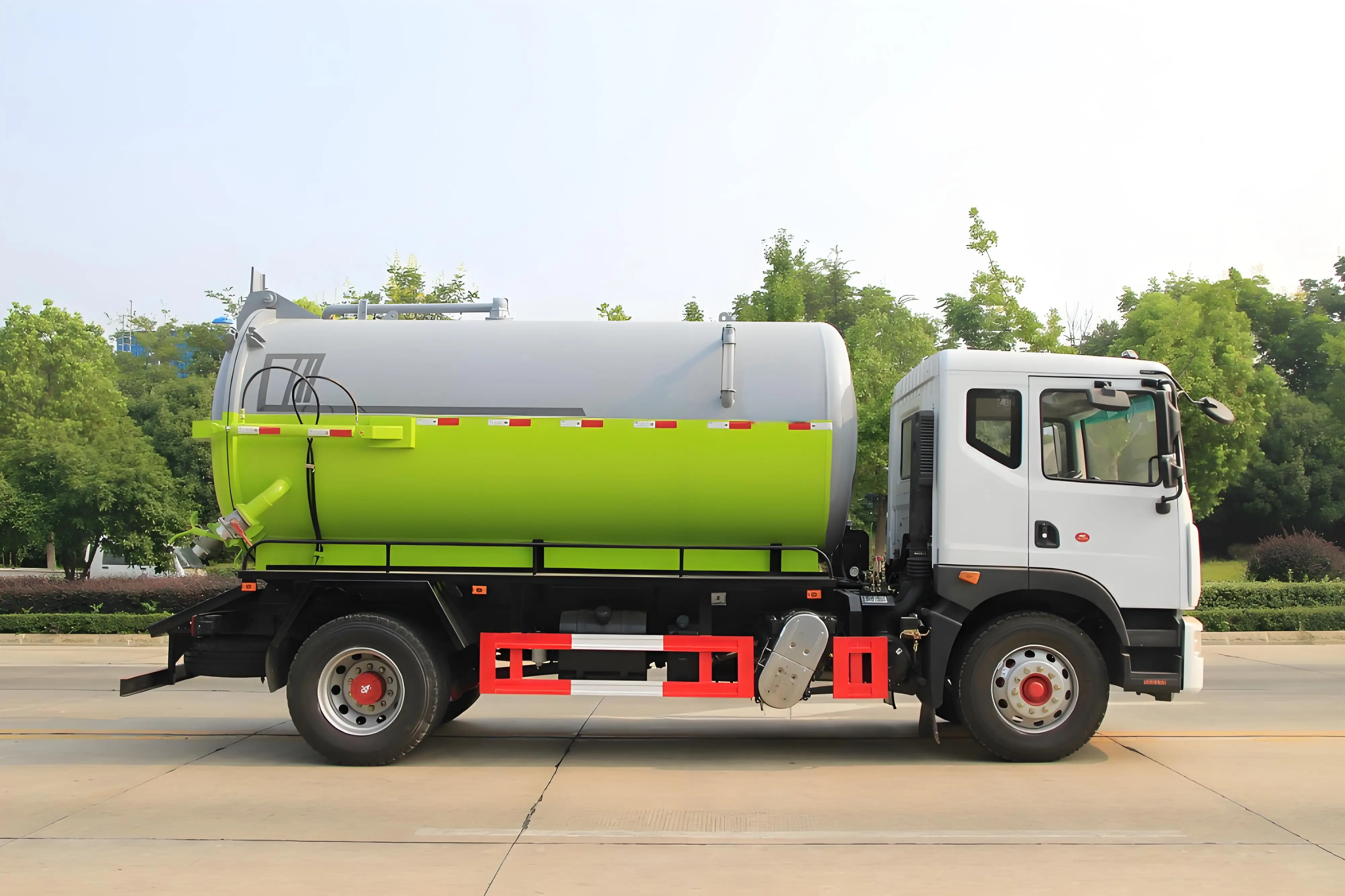 12-Cubic-Meter Circular Tank Sewage Suction Truck Equipped with a ...