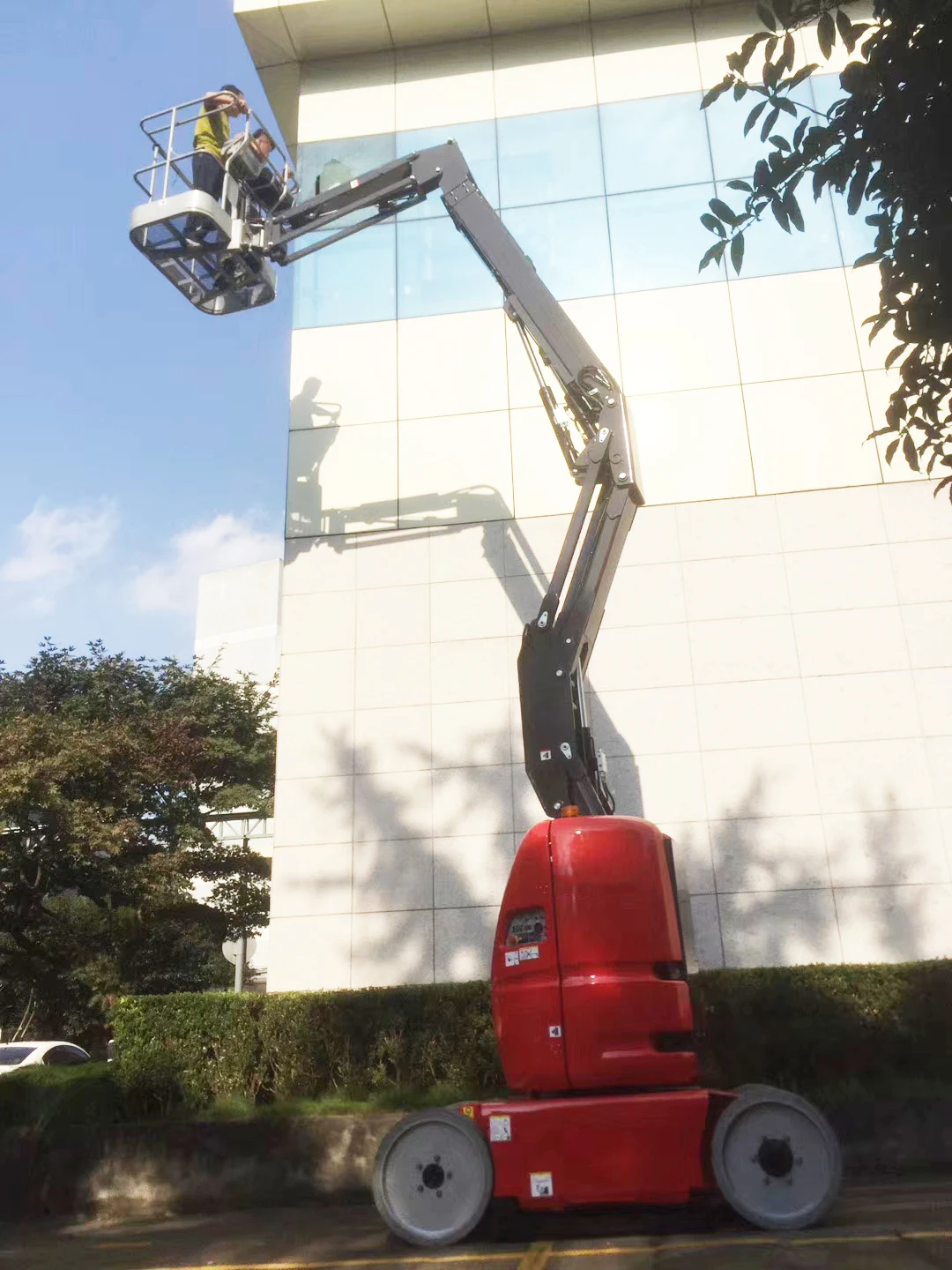 12 M Compact Size Self-propelled Electric Towable Articulated Boom Lift ...