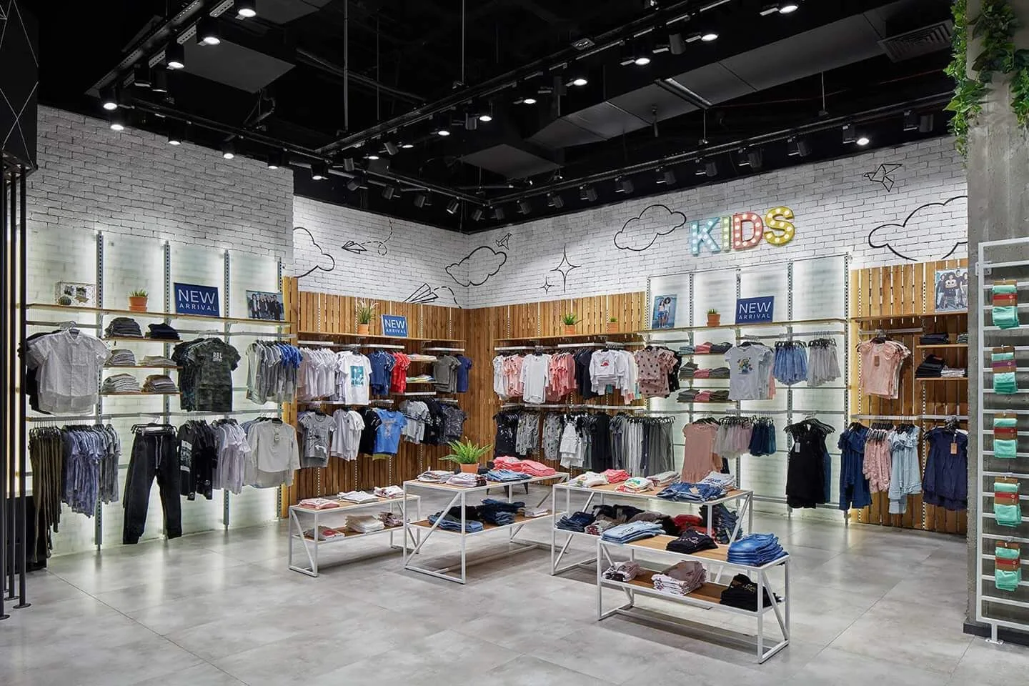 Wholesale Clothes Shop Counter Table Design for Garment Shop Interior ...