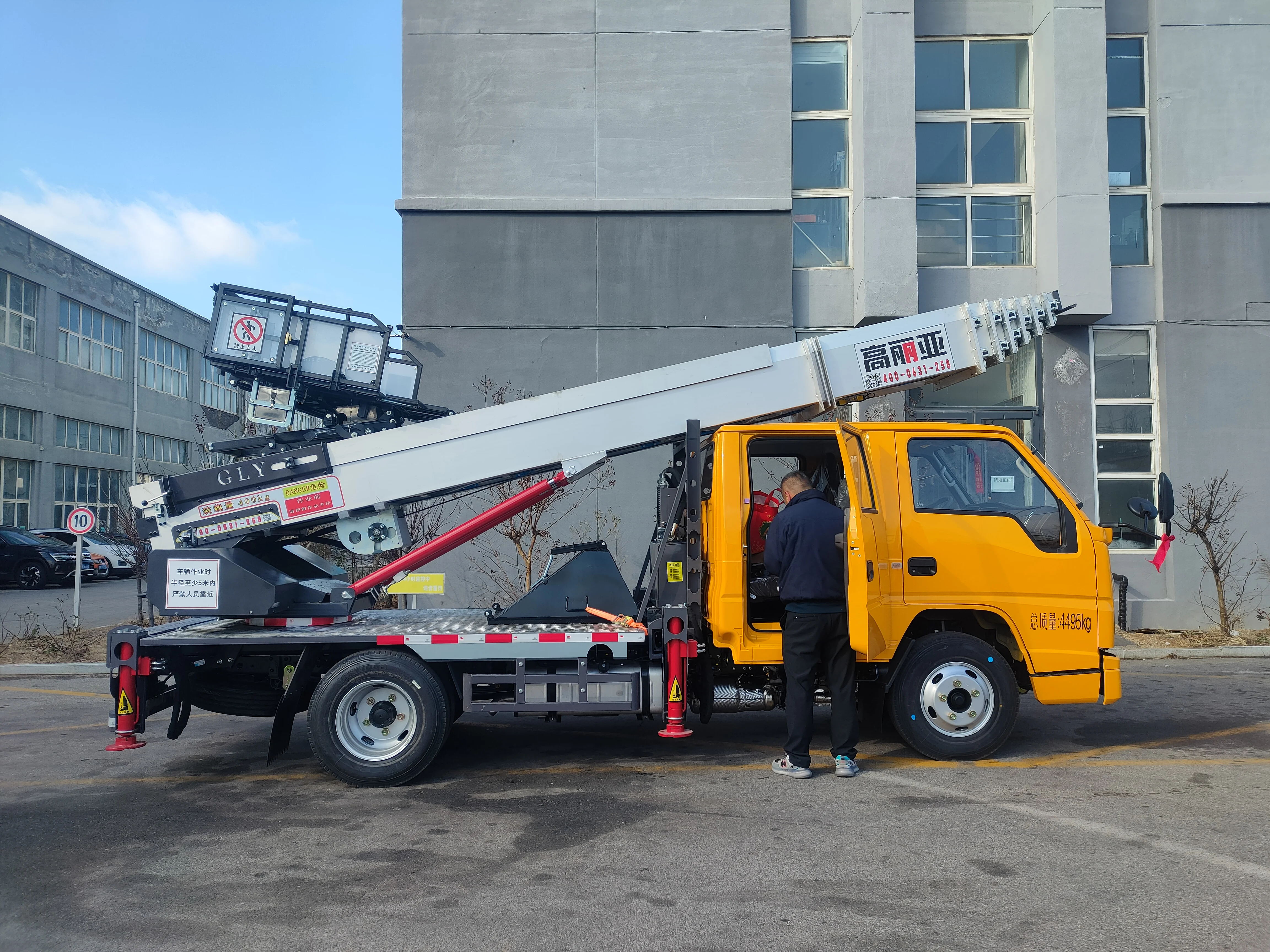 32m High Work Vehicles Mobile Ladder Truck And Aerial Work Ladder ...