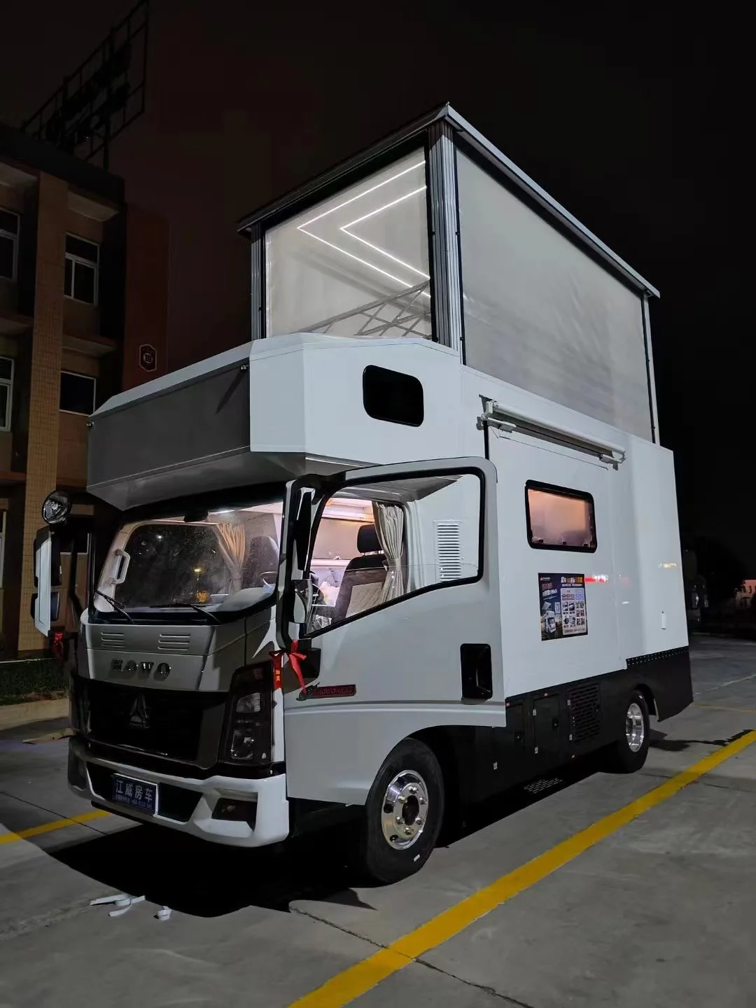 4*2 Howo Automatic Truck Camper Motorhome Class C Lifting Roof Terrace Side Rear Expansion 6AT ...