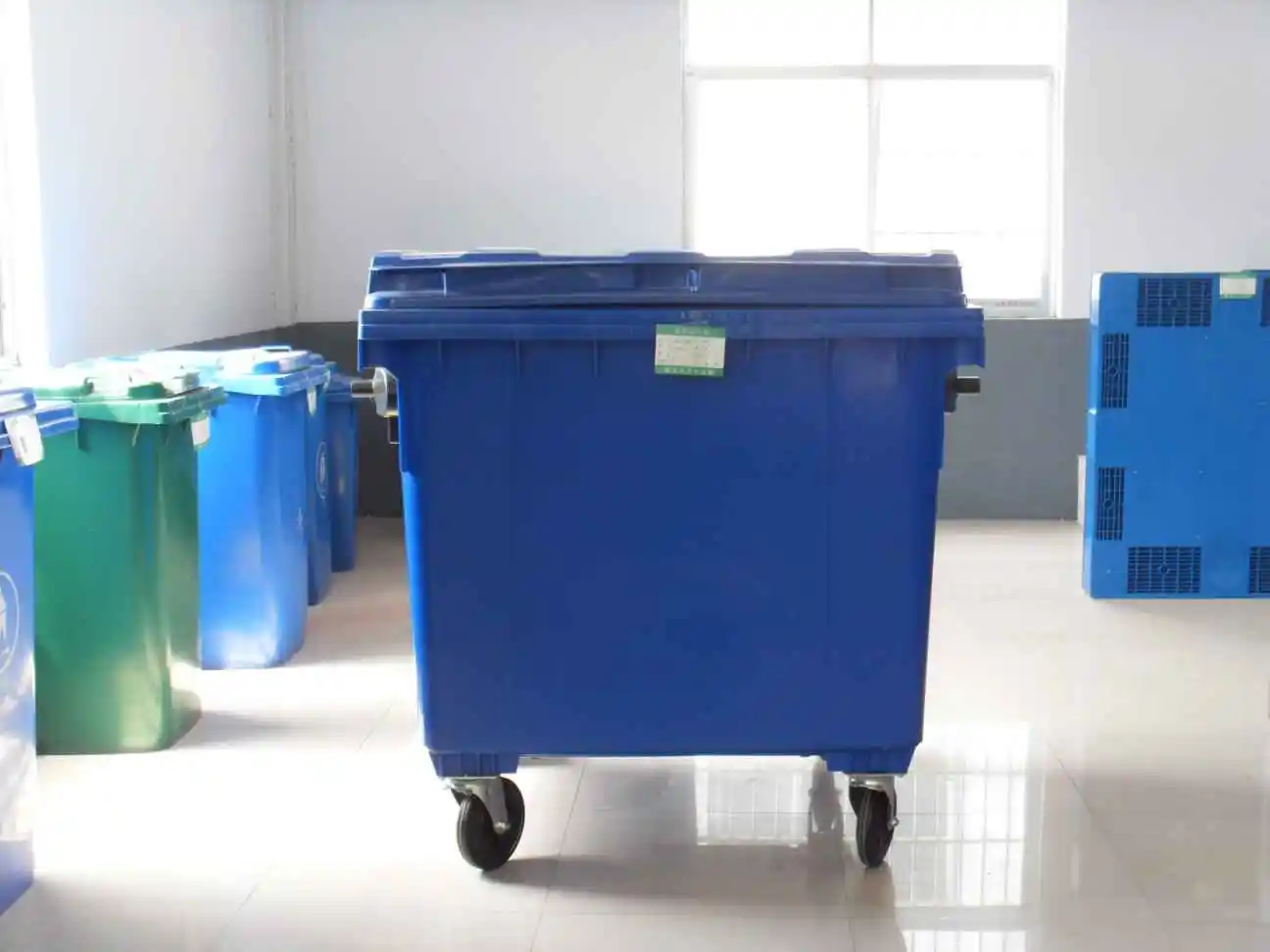 Large Capacity 100l Waste Bin With Secure Lid Efficient Trash Disposal ...