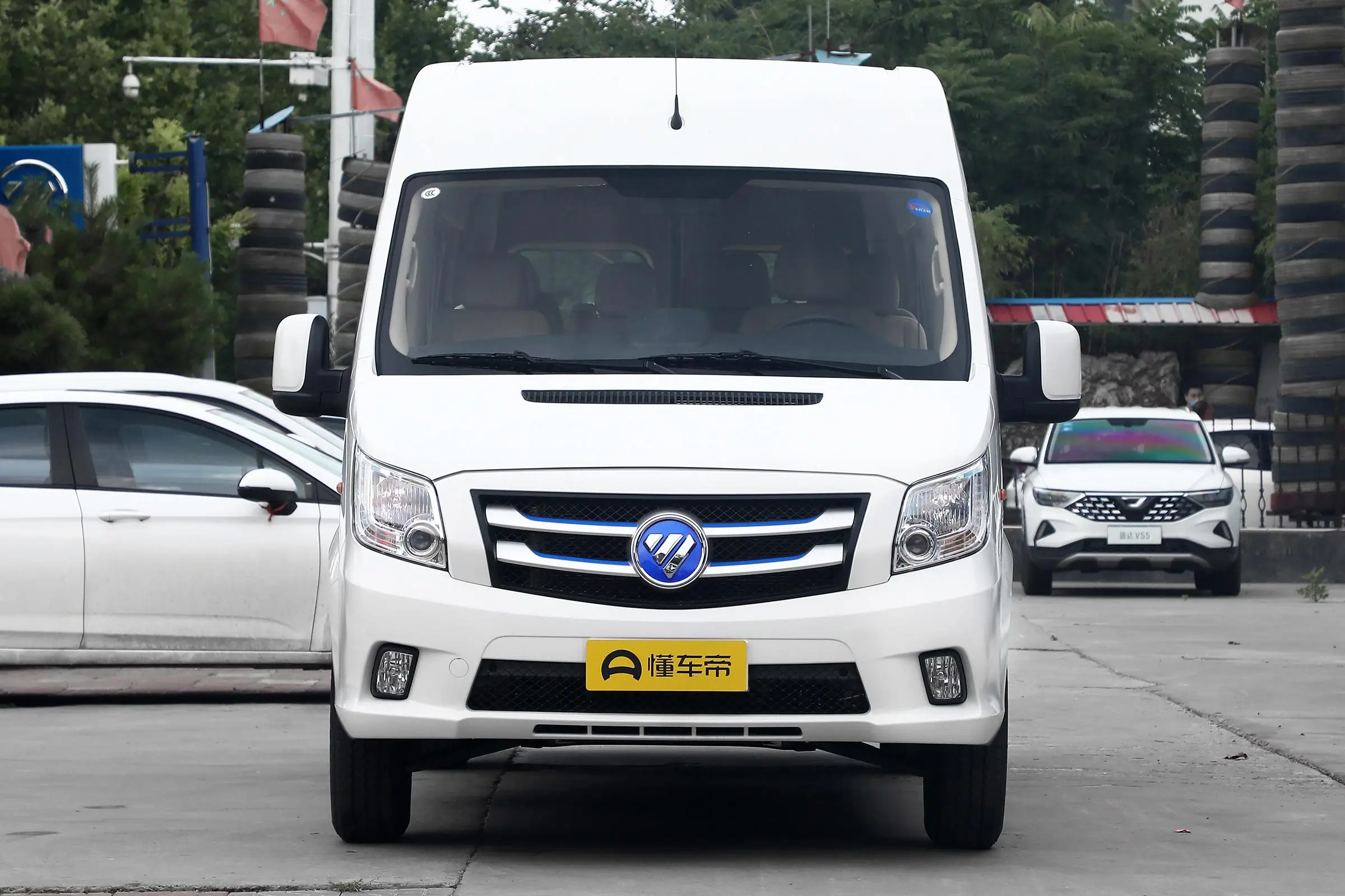 Luxury Minivans - Foton Toano with Electric Power & Comfort