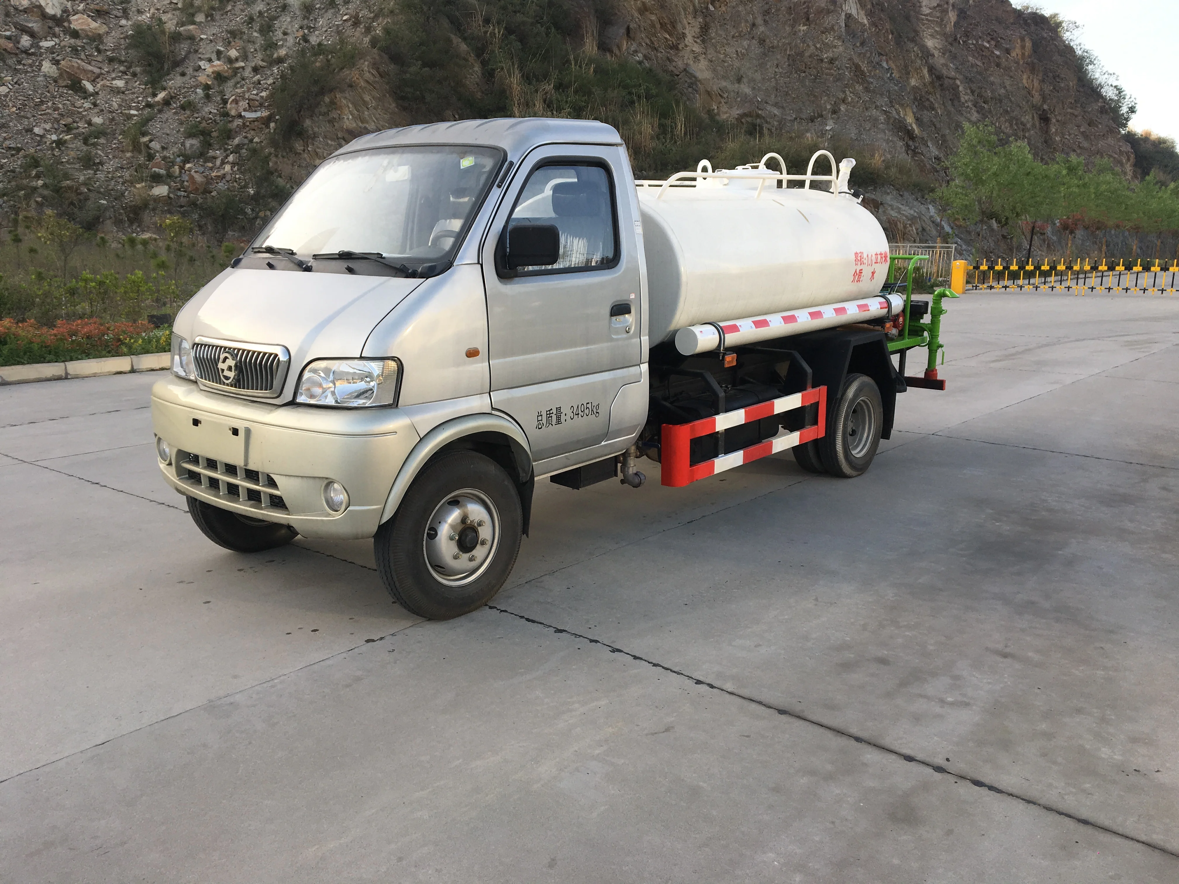 Dongfeng 4x2 Mini Water Tanker Truck 2cbm/2000liters Small Water Tanker ...