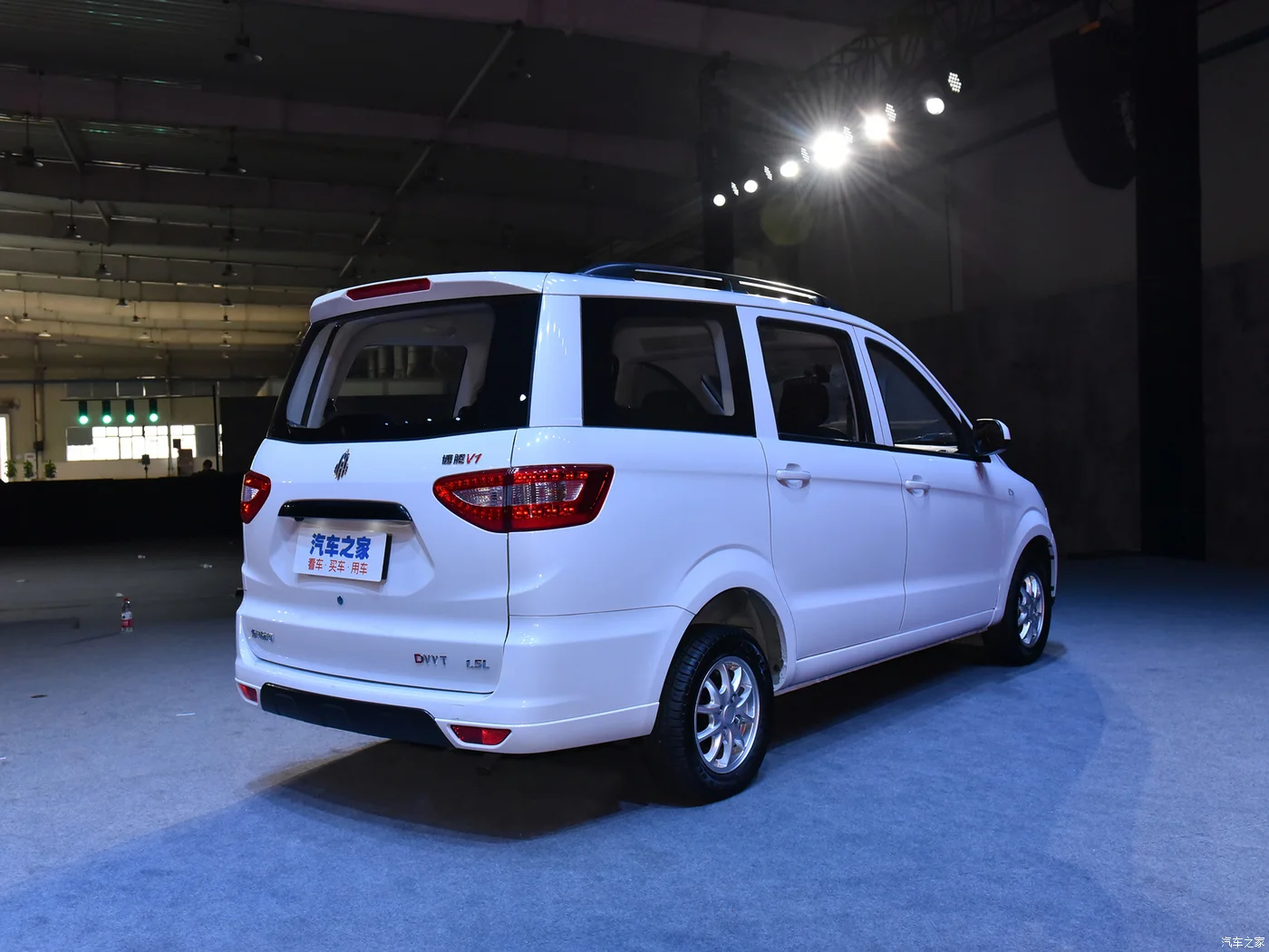 Baic Ruixiang V1 Prtrol Gas Van With Big Space For Delierying Goods ...