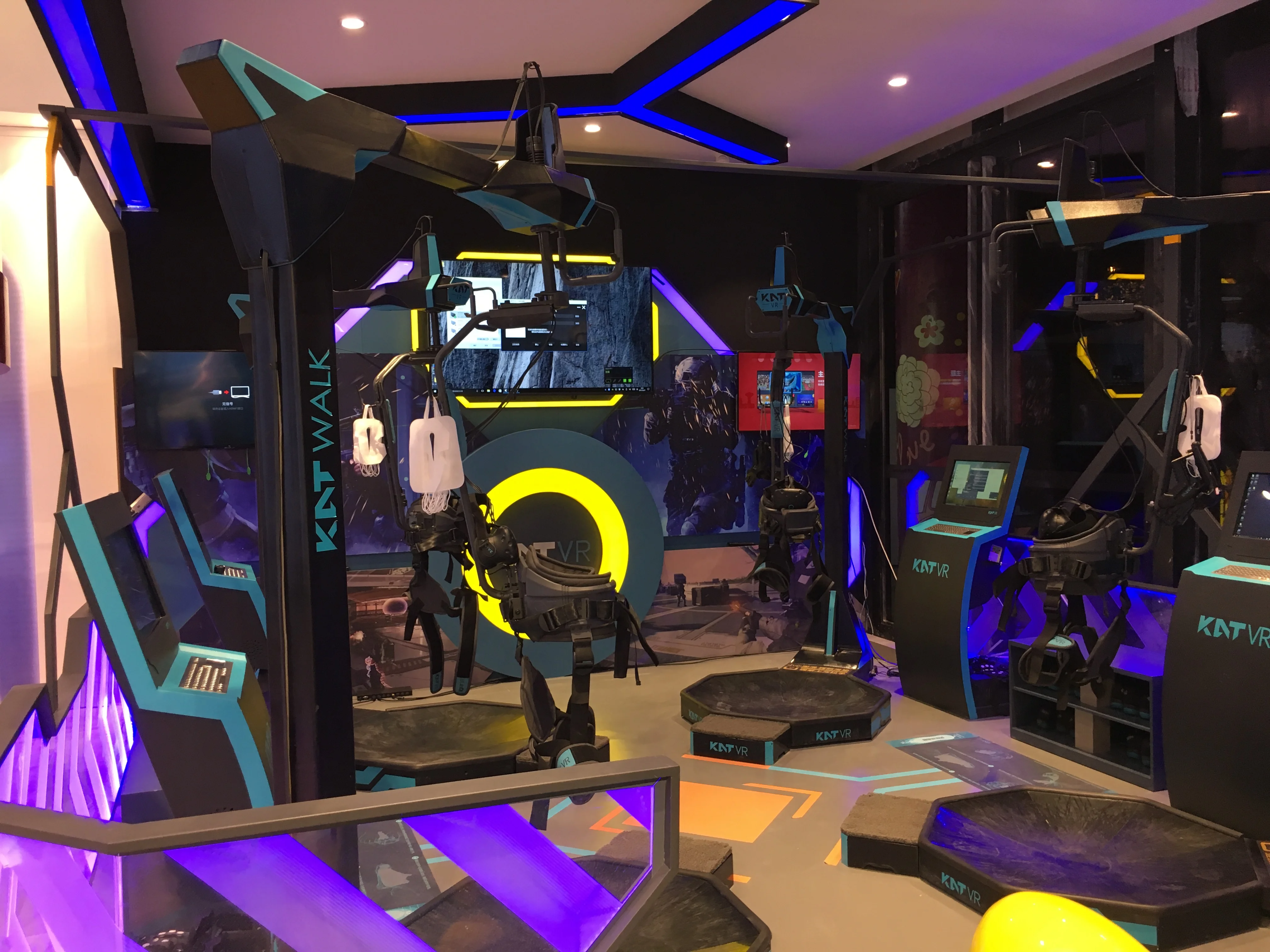 Kat Walk Vr Gaming Treadmill - 360 Virtual Reality Walking Platform ...