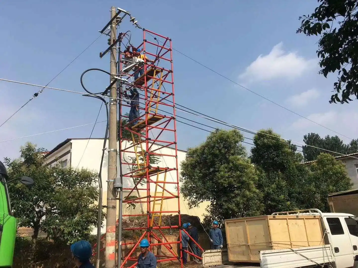 Non-conductive Mobile Fiberglass Scaffolding for Construction