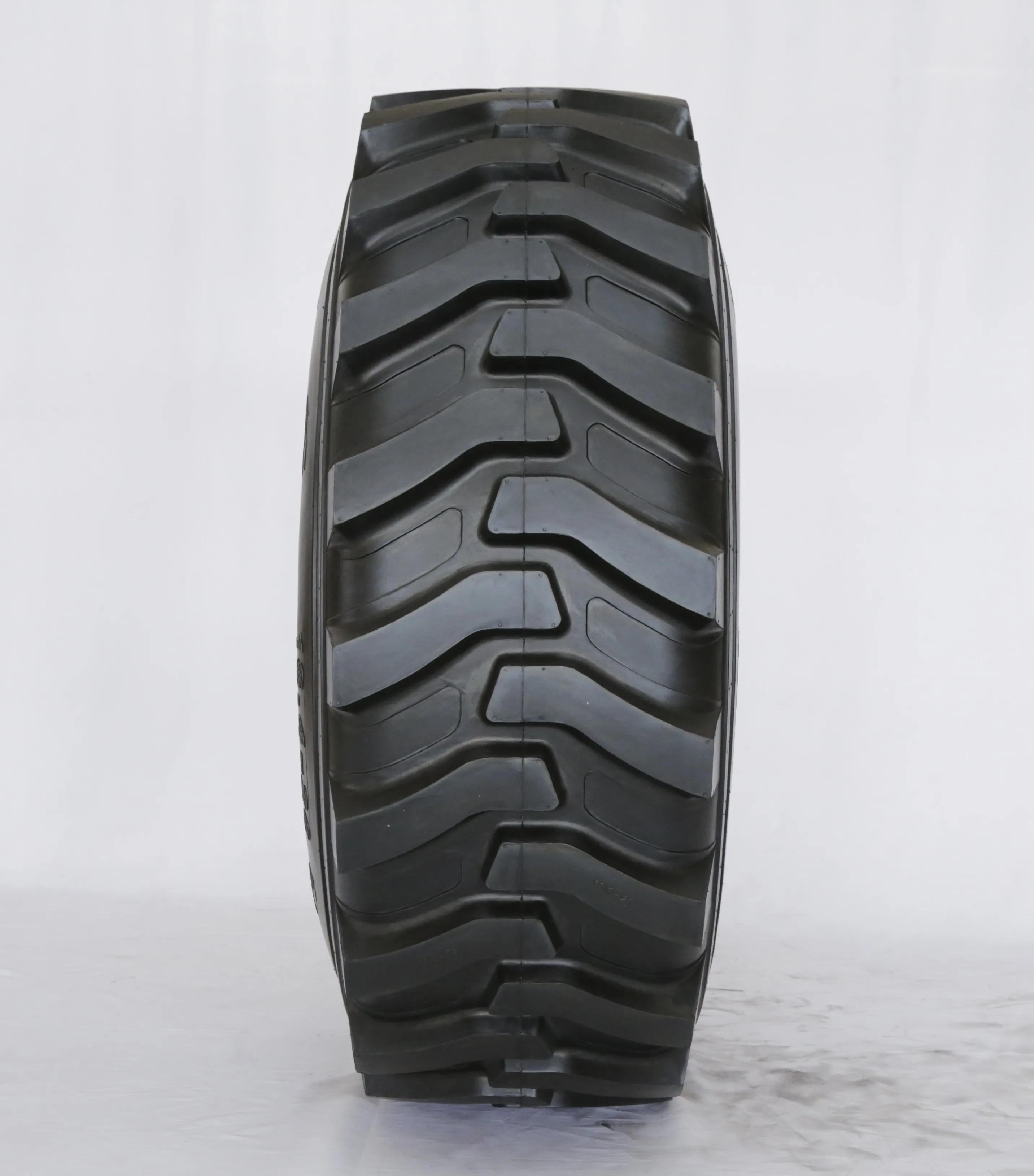 R4 21L-24 19.5L-24 Backhoe Loader Tyre with Best Factory Price