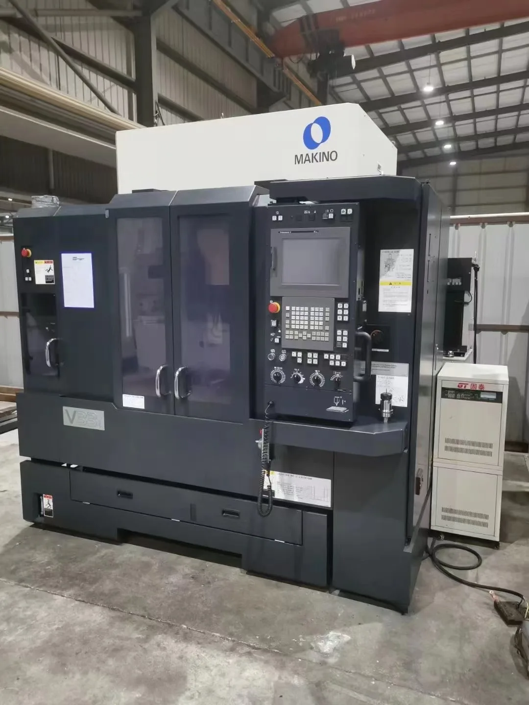 95% Used Makino V33i Vertical Machining Center 3-axis Stroke Cnc Milling Machine Center 15 Tools ...