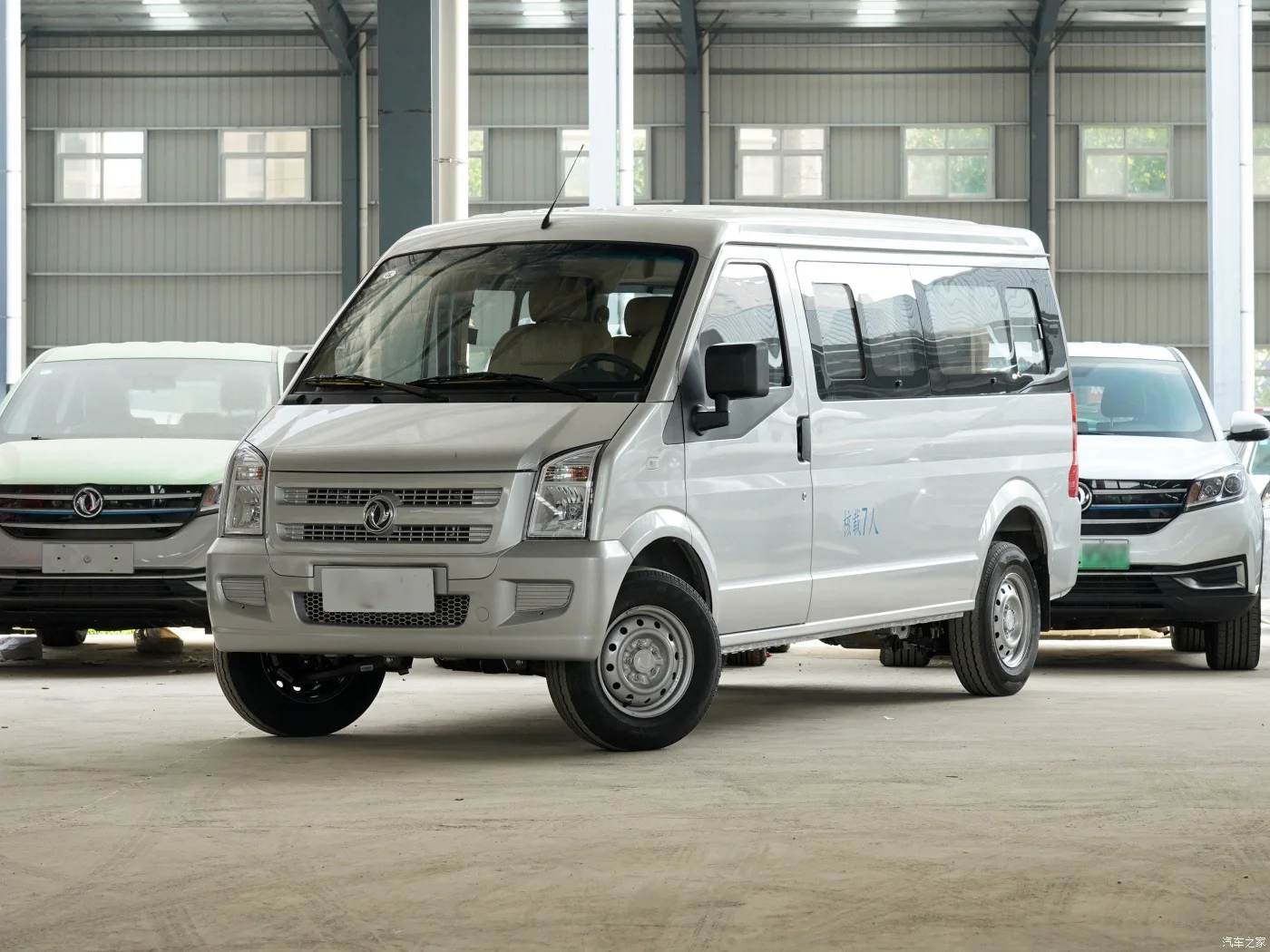 Rear Drive Small Bus Dongfeng C35 7 Seat Petrol Engine