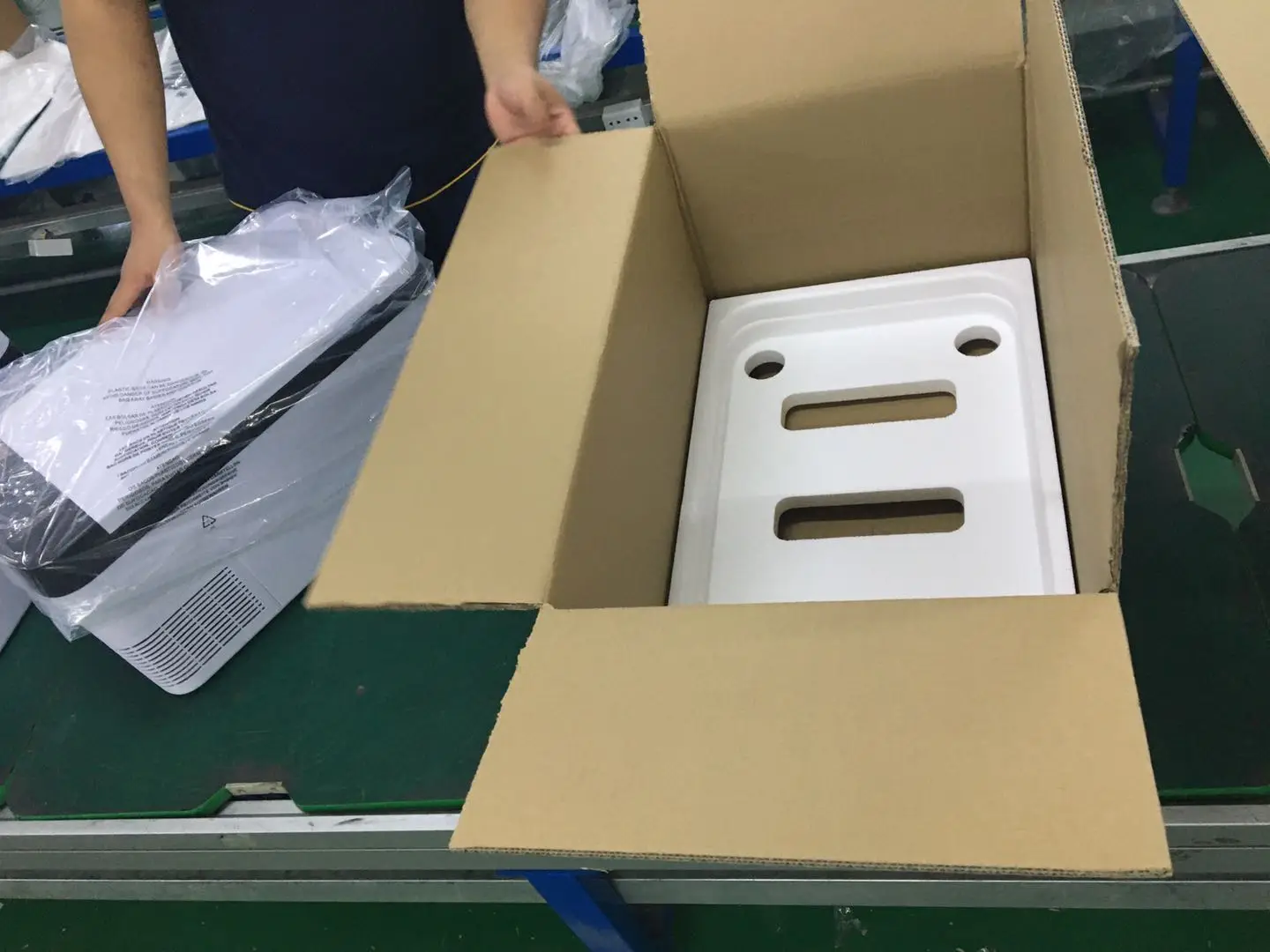 Cf15 12vdc Compressor Armrest Style Mini Size Mini Car Fridge Portable ...