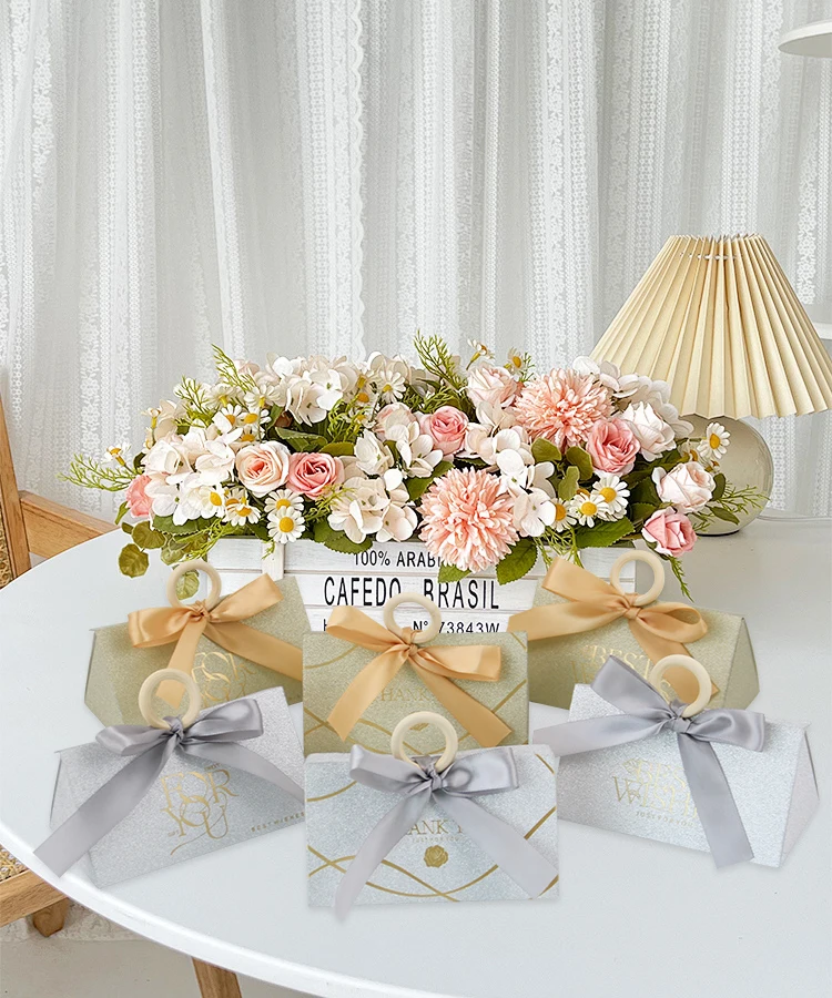 Luxury Triangle Candy Paper Boxes With Ribbon and Ring Chocolate Favour ...