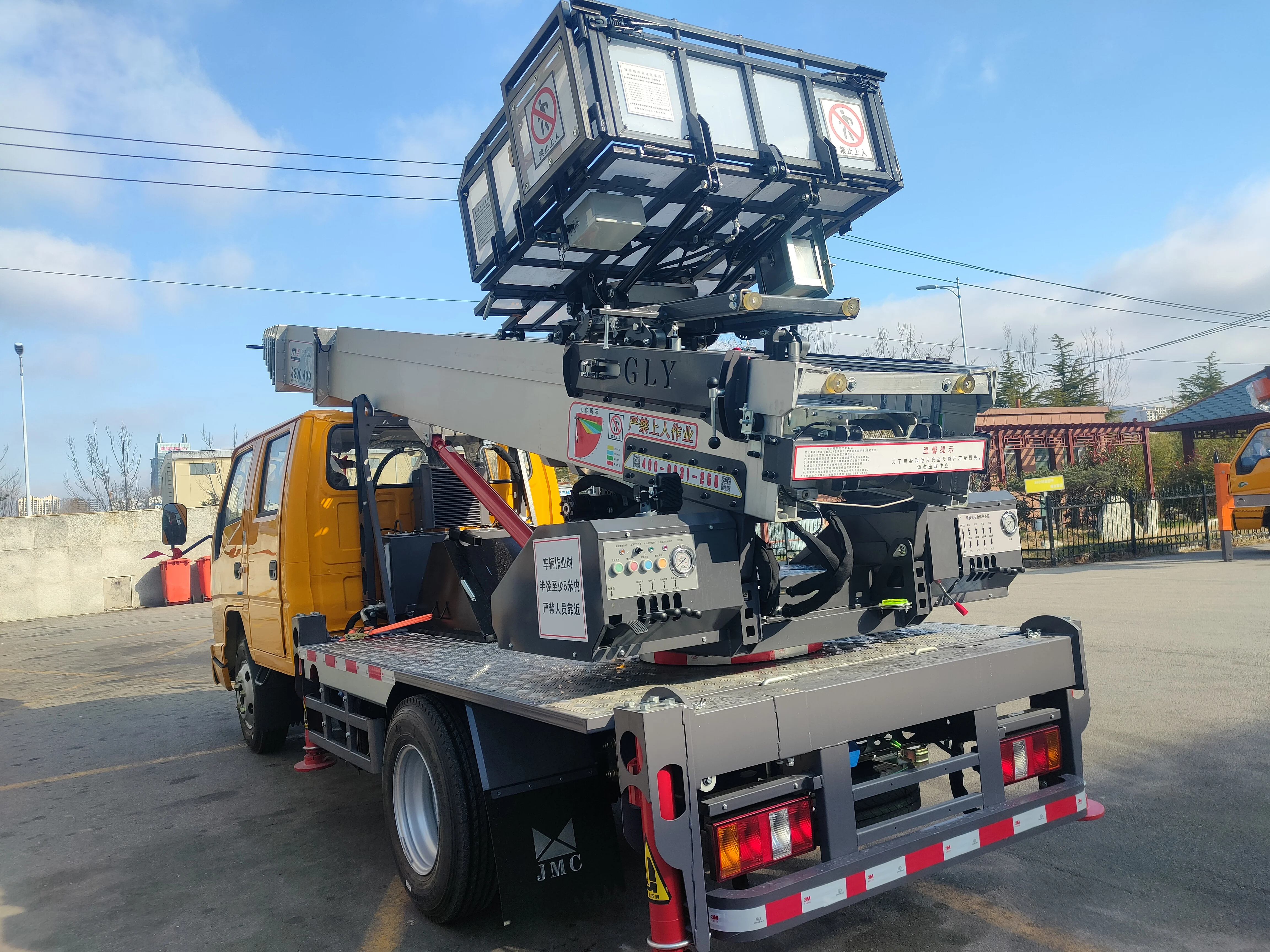 32m High Work Vehicles Mobile Ladder Truck And Aerial Work Ladder ...