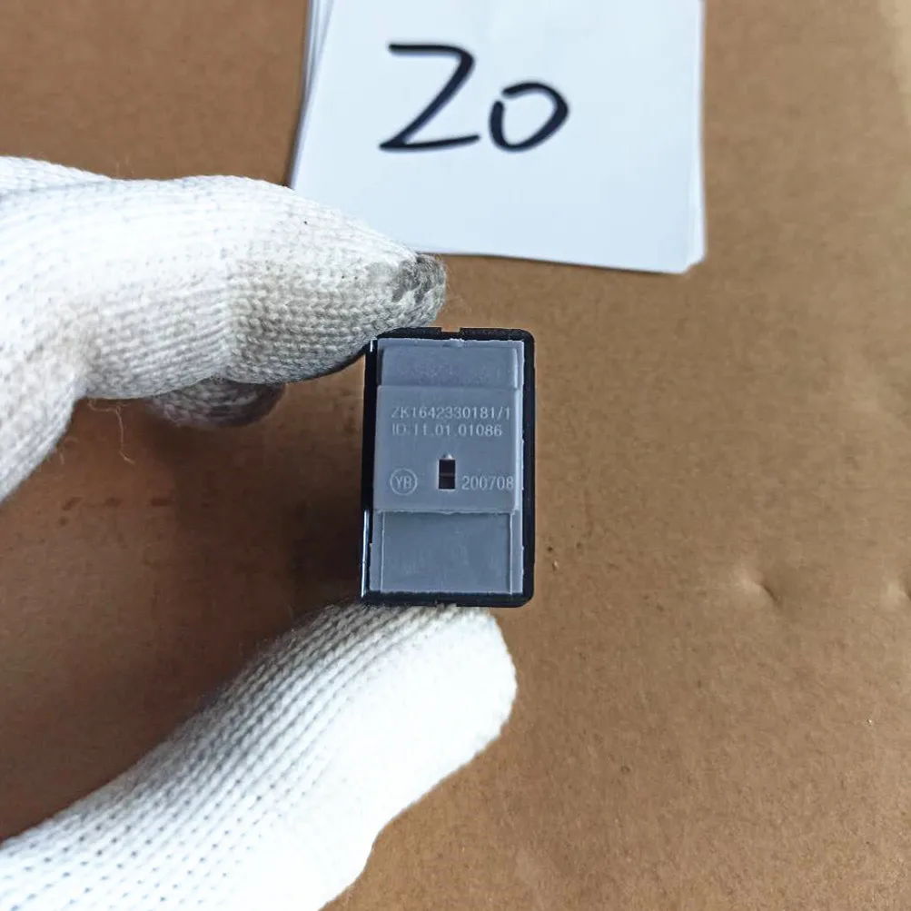 SINOTRUK Truck Parts - WG1642330181 for Howo 371 Window Lifter Switch