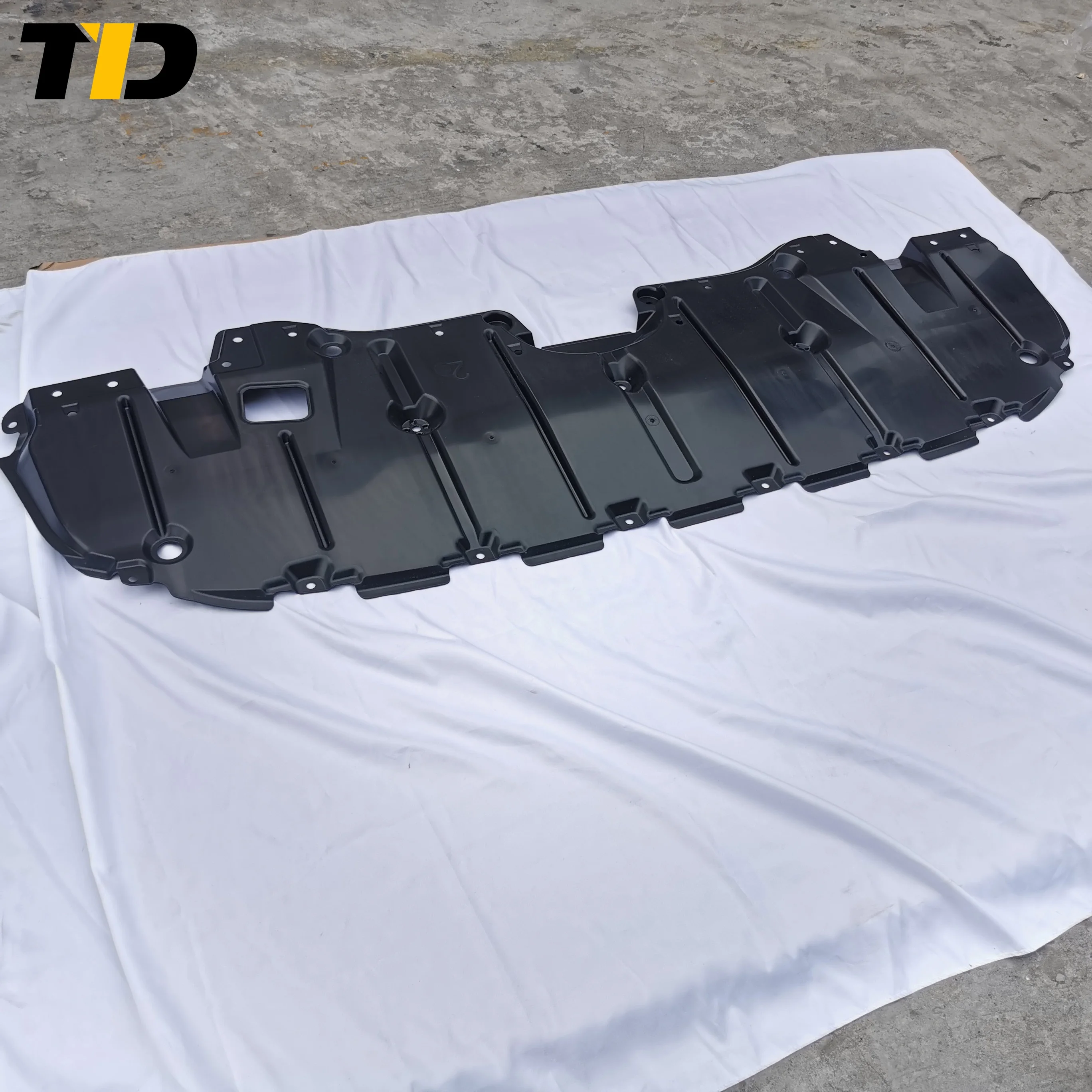 Toyota Highlander under Cover - Durable Black Protection