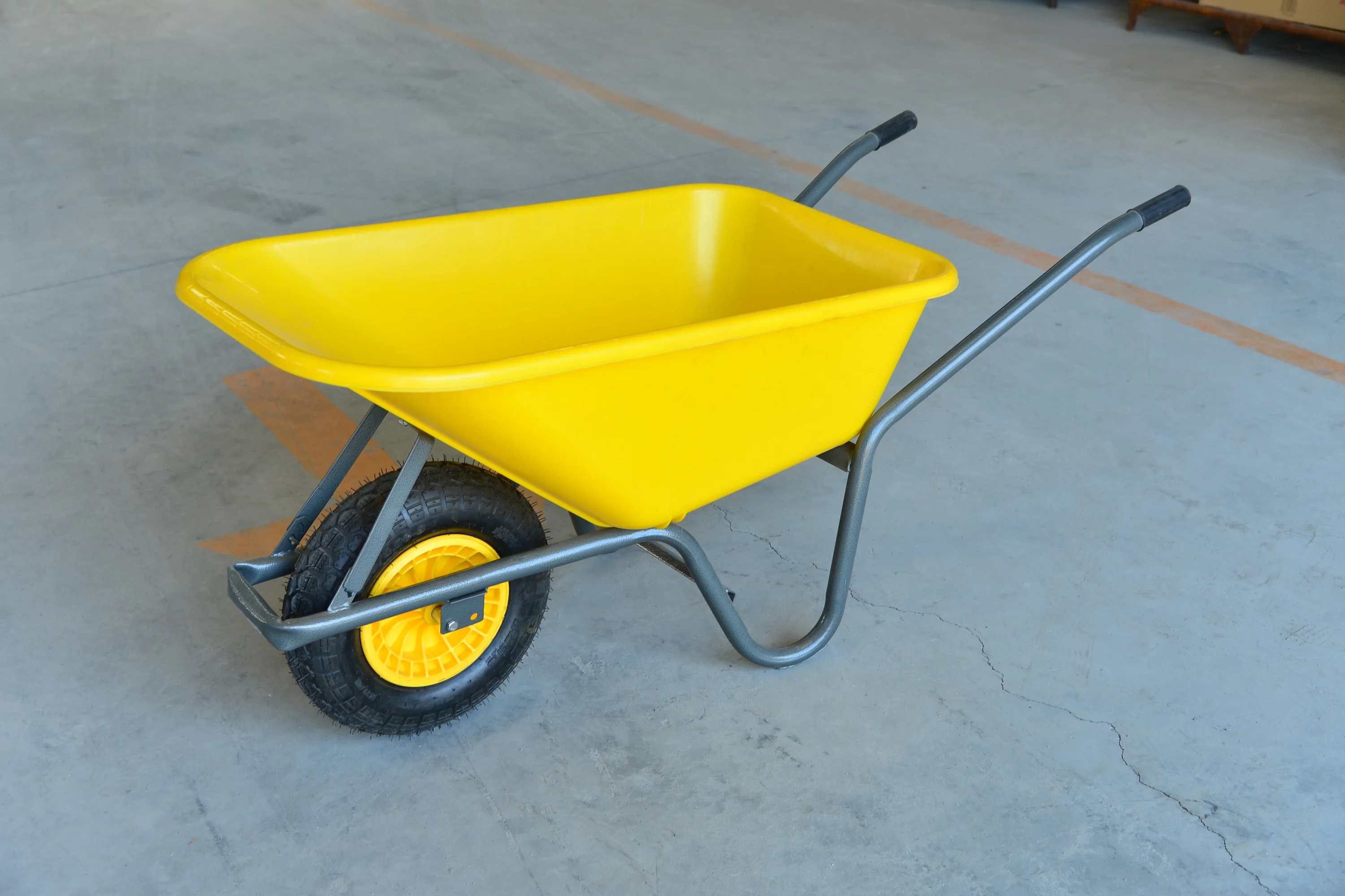 Heavy-Duty Pneumatic Solid Wheelbarrow WB6414T High Load Bearing with ...