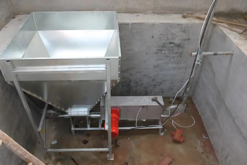 Goldenest Factory Feed Pit Hopper - Efficient Poultry Feeding