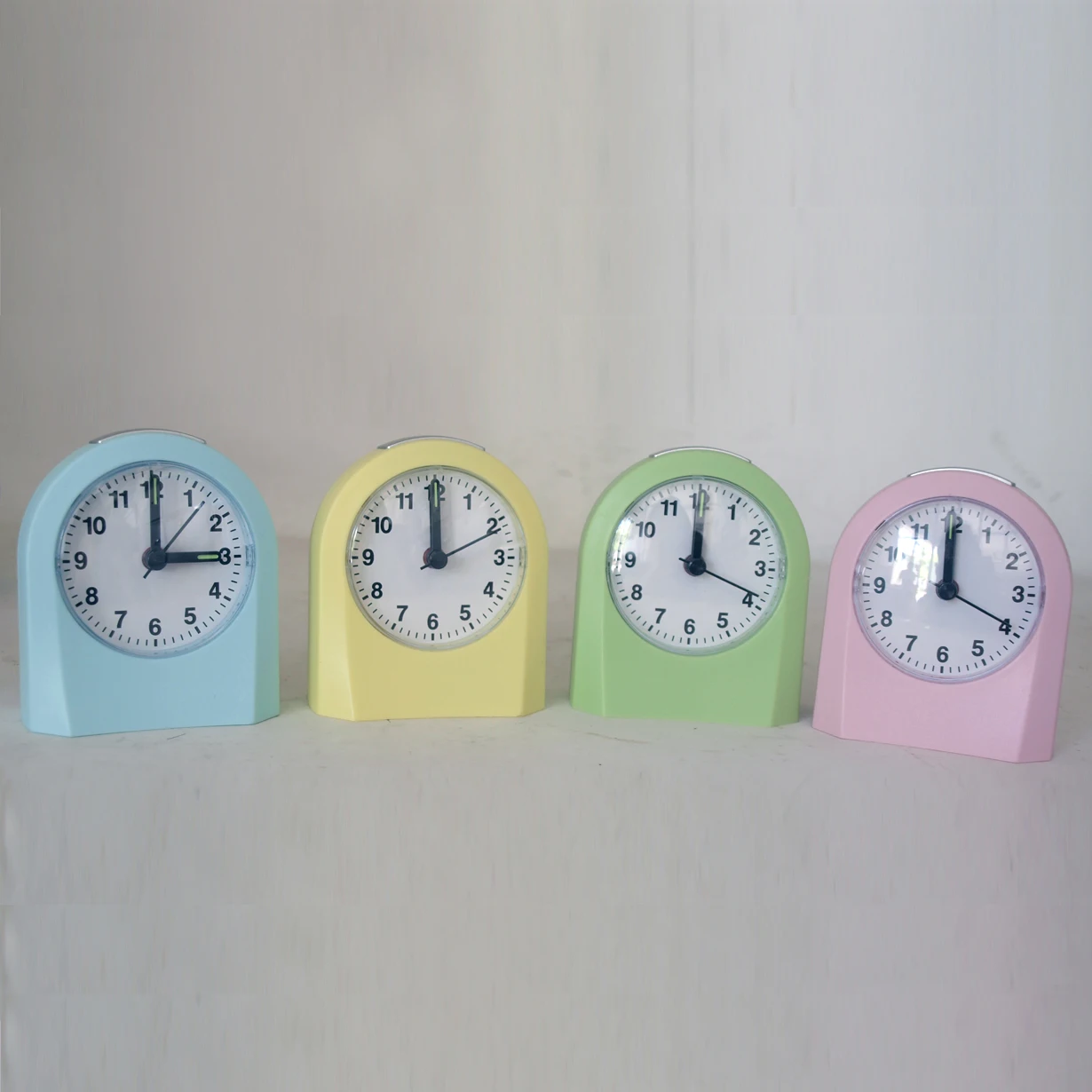 Reloj 5pm - Simple Style Analog Alarm Clock with Nightlight