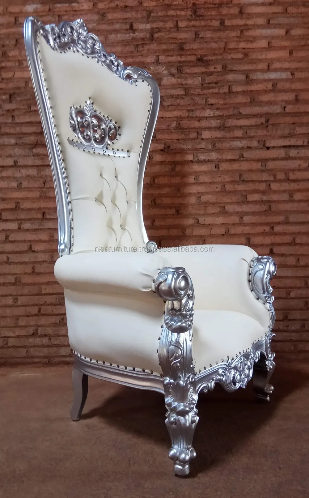 European Victorian Antique Tufted Velvet Throne Chair